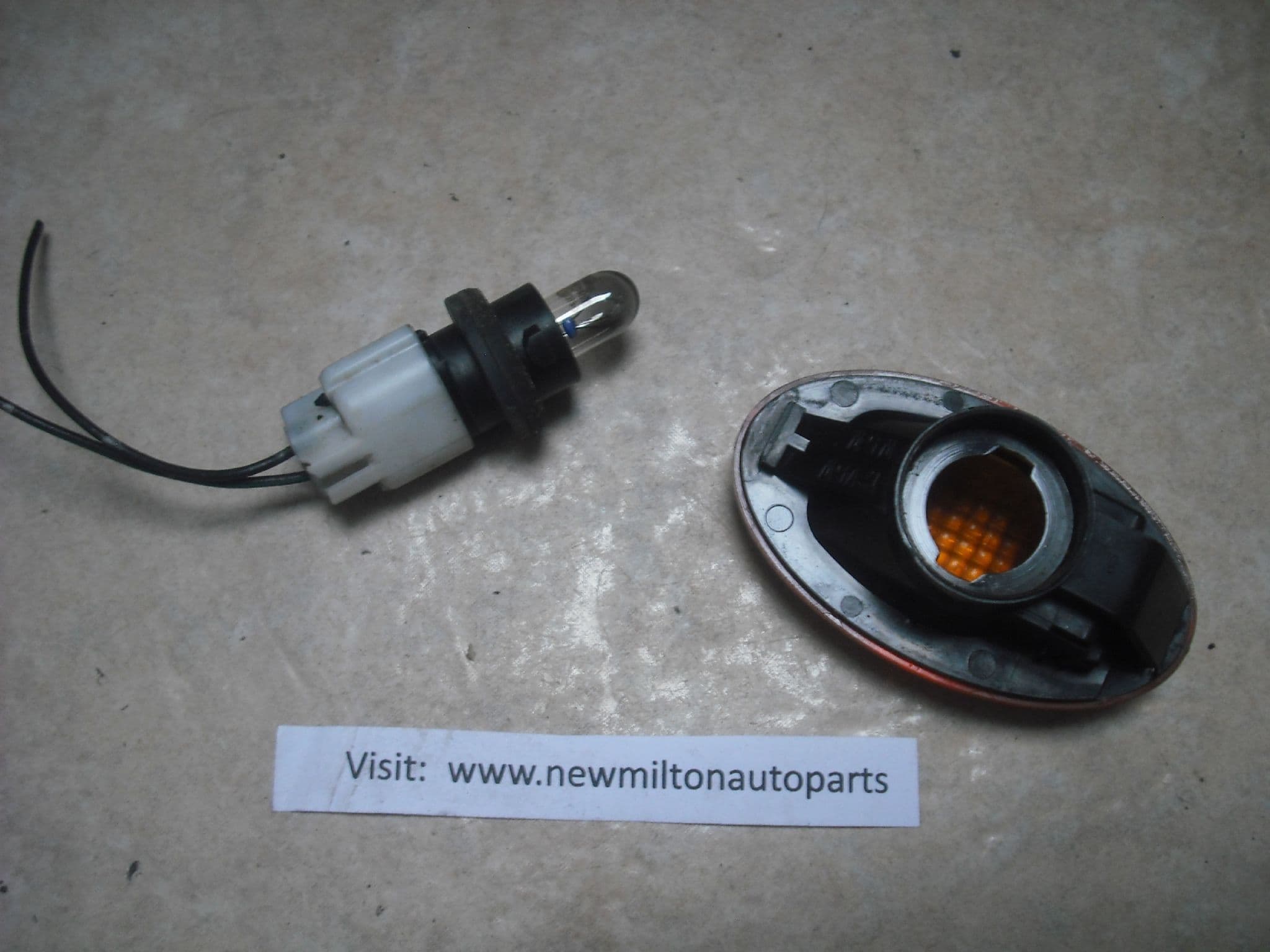 A GENUINE SUBARU FORESTER SIDE WING MARKER INDICATOR FLASHER