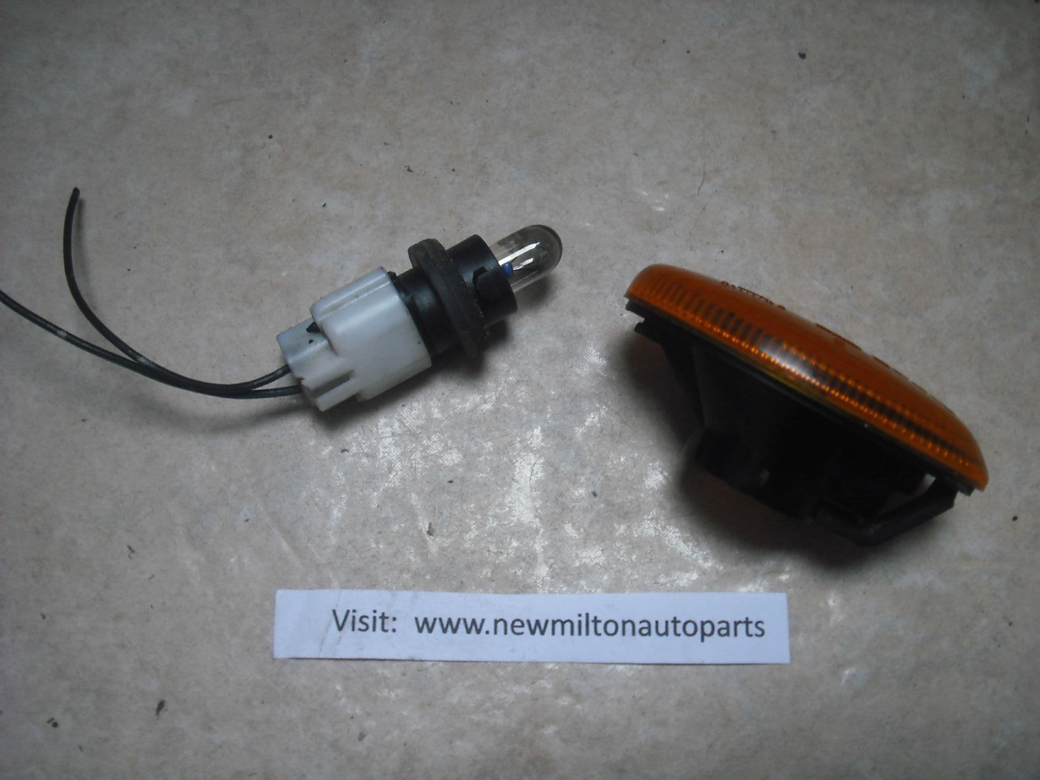 A GENUINE SUBARU FORESTER SIDE WING MARKER INDICATOR FLASHER