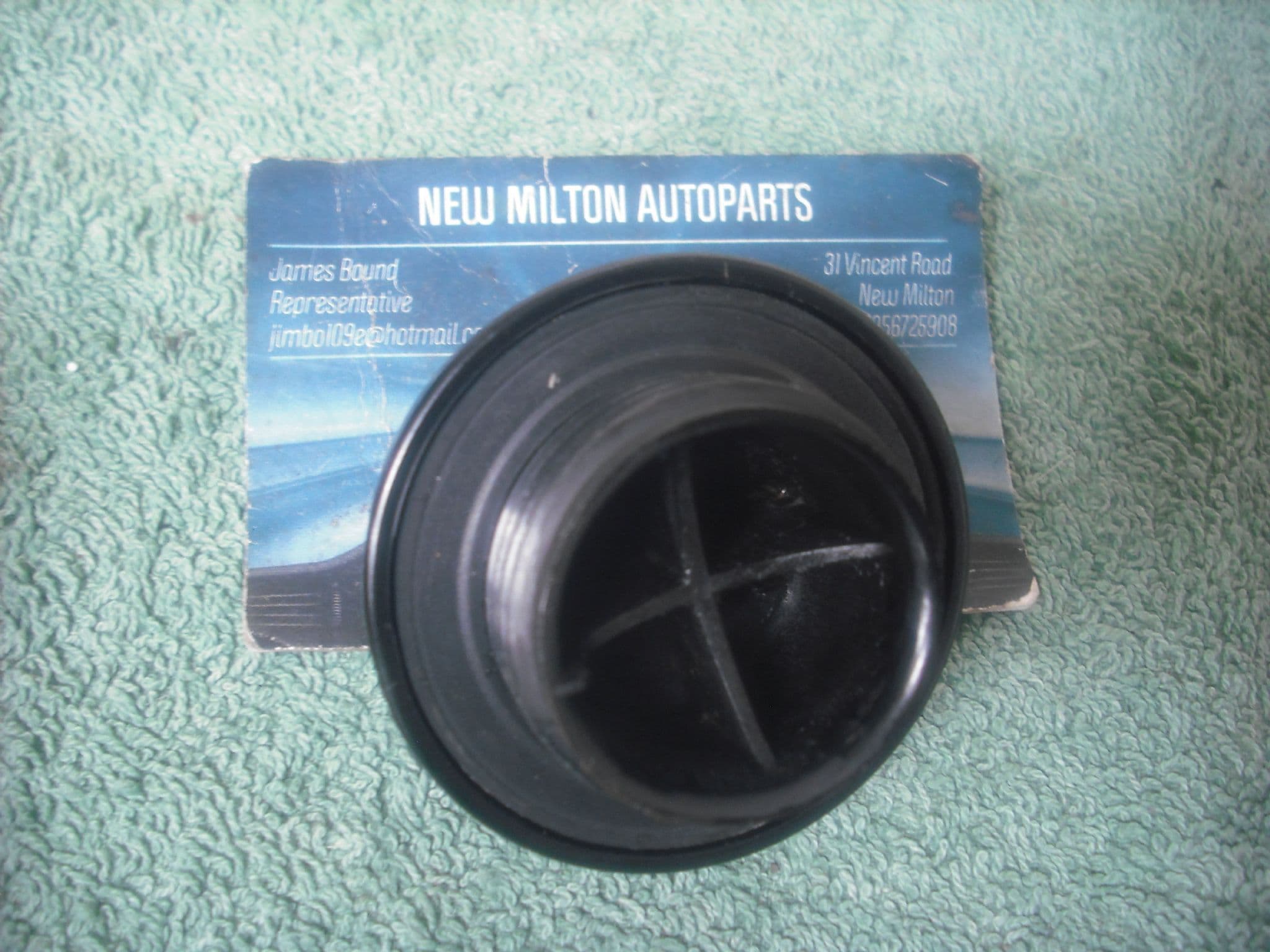 A GENUINE TOYOTA COROLLA ENGINE OIL FILLER CAP