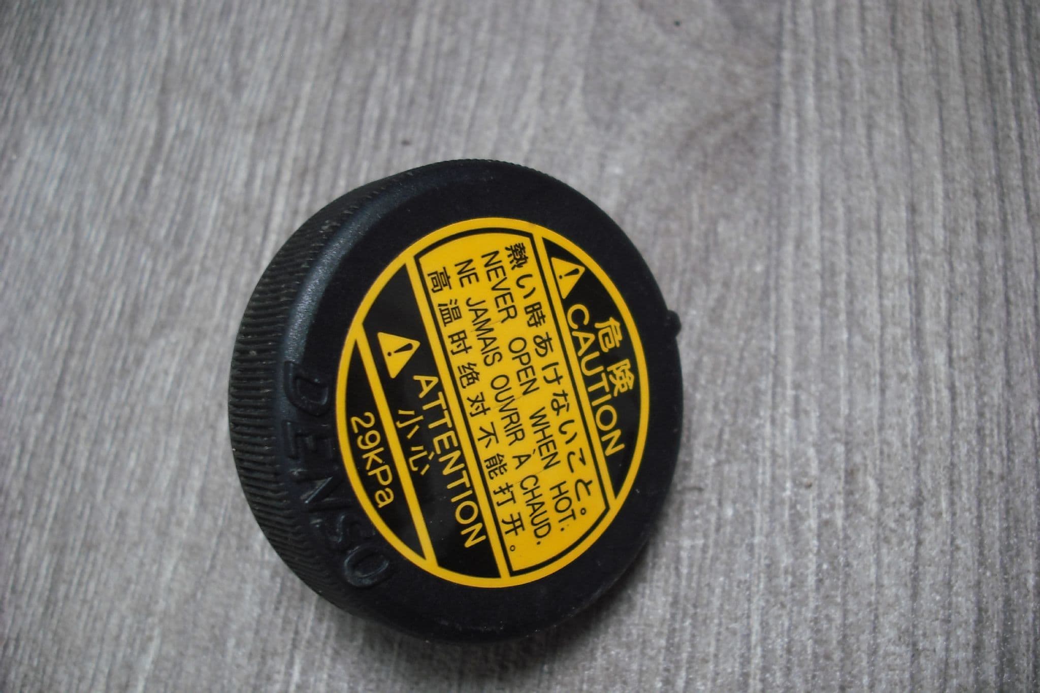 A GENUINE TOYOTA PRIUS MK2 29kPa WATER COOLANT EXPANSION TANK FILLER CAP