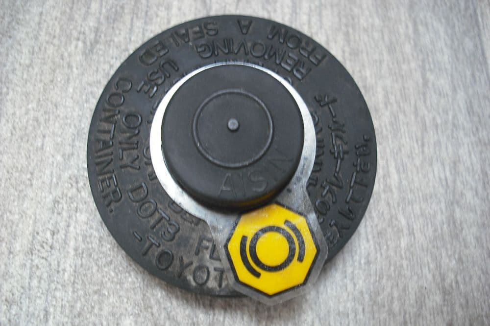 A GENUINE TOYOTA RAV 4 BRAKE FLUID MASTER CYLINDER FILLER CAP