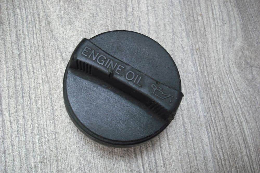 A GENUINE TOYOTA RAV 4 MK2 ENGINE OIL FILLER CAP