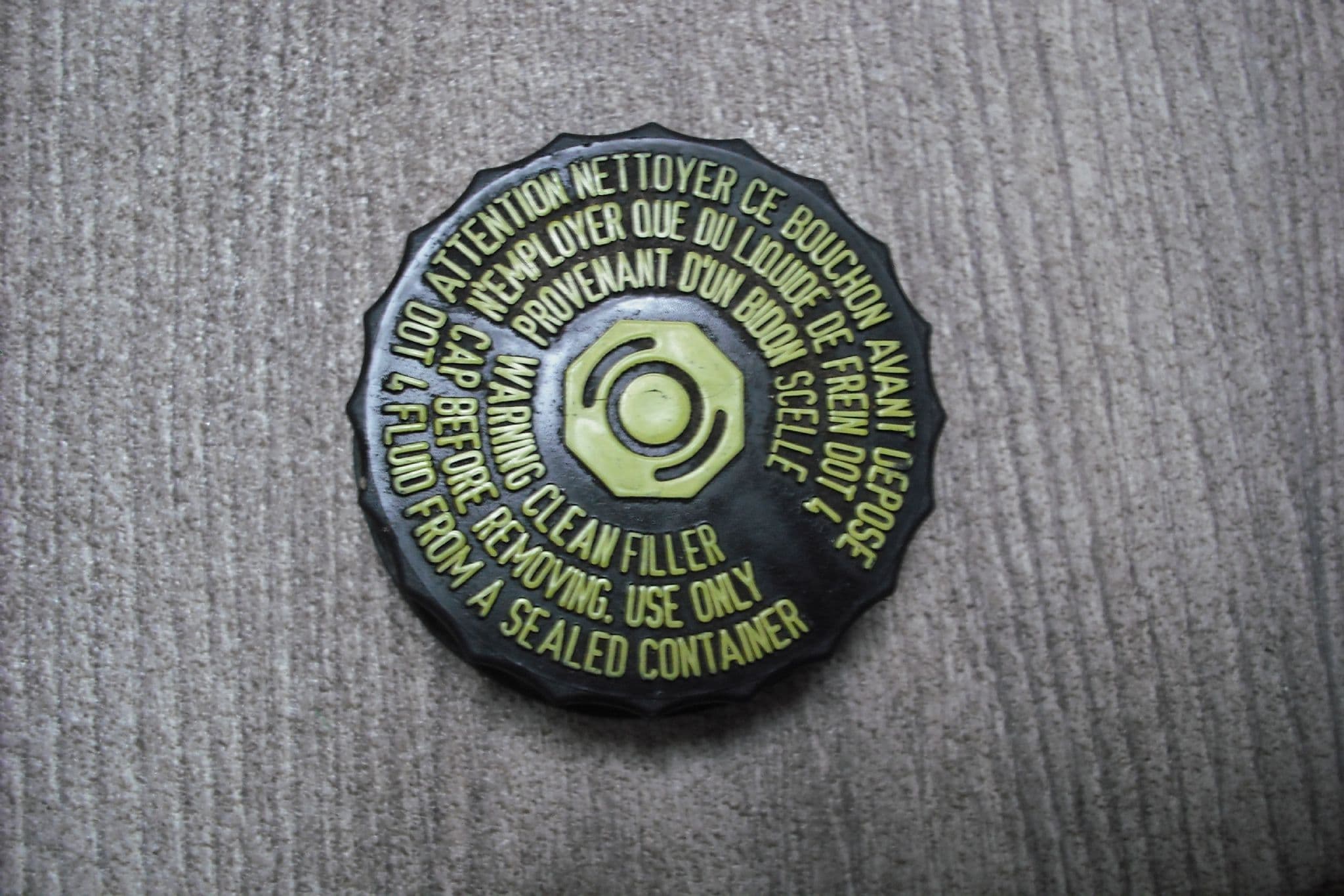 A GENUINE TOYOTA YARIS MK1 2002-2005 BRAKE FLUID MASTER CYLINDER FILLER CAP