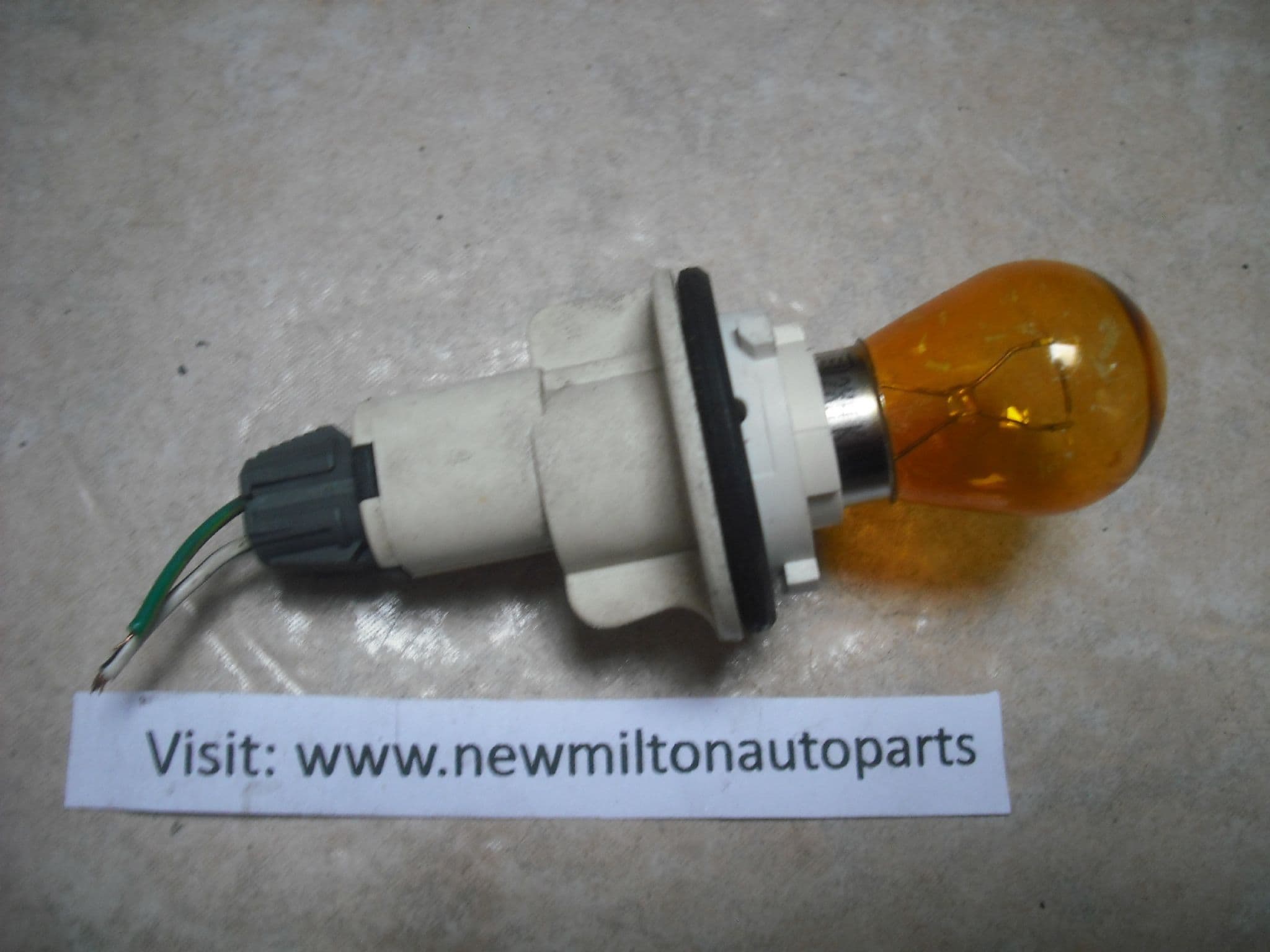 A GENUINE TOYOTA YARIS MK1 HEADLIGHT HEADLAMP INDICATOR FLASHER BULB HOLDER