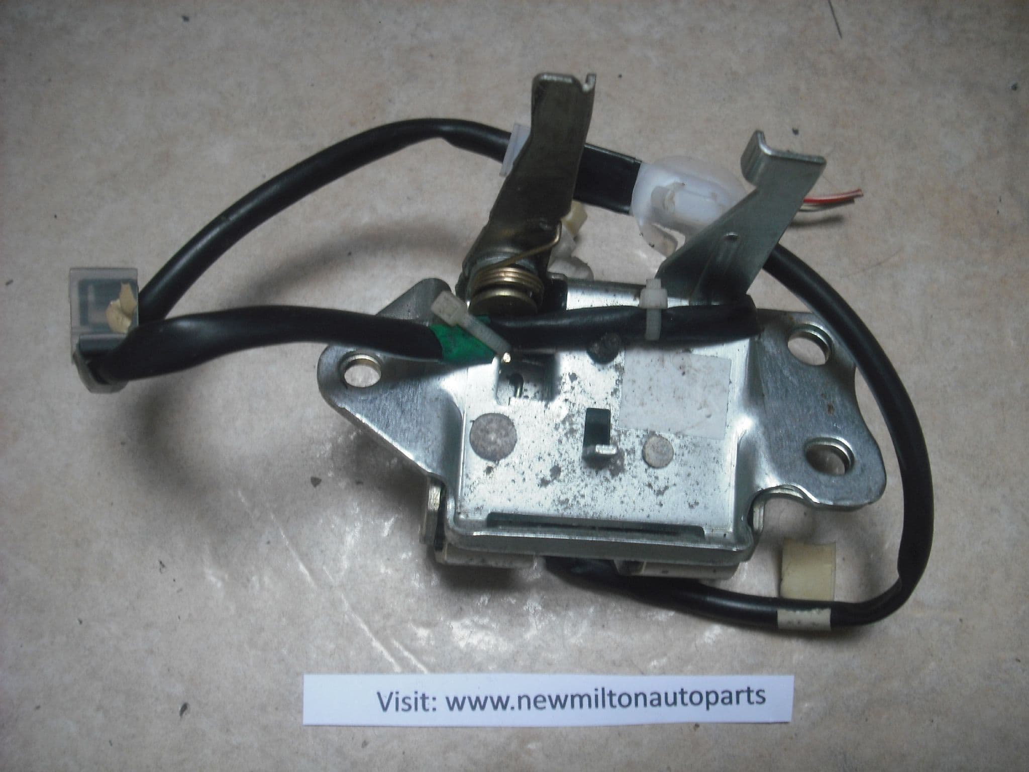 A GENUINE TOYOTA YARIS MK1 TAILGATE BOOT CATCH