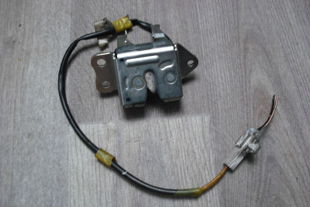 A GENUINE TOYOTA YARIS MK1 VVTI BOOT CATCH