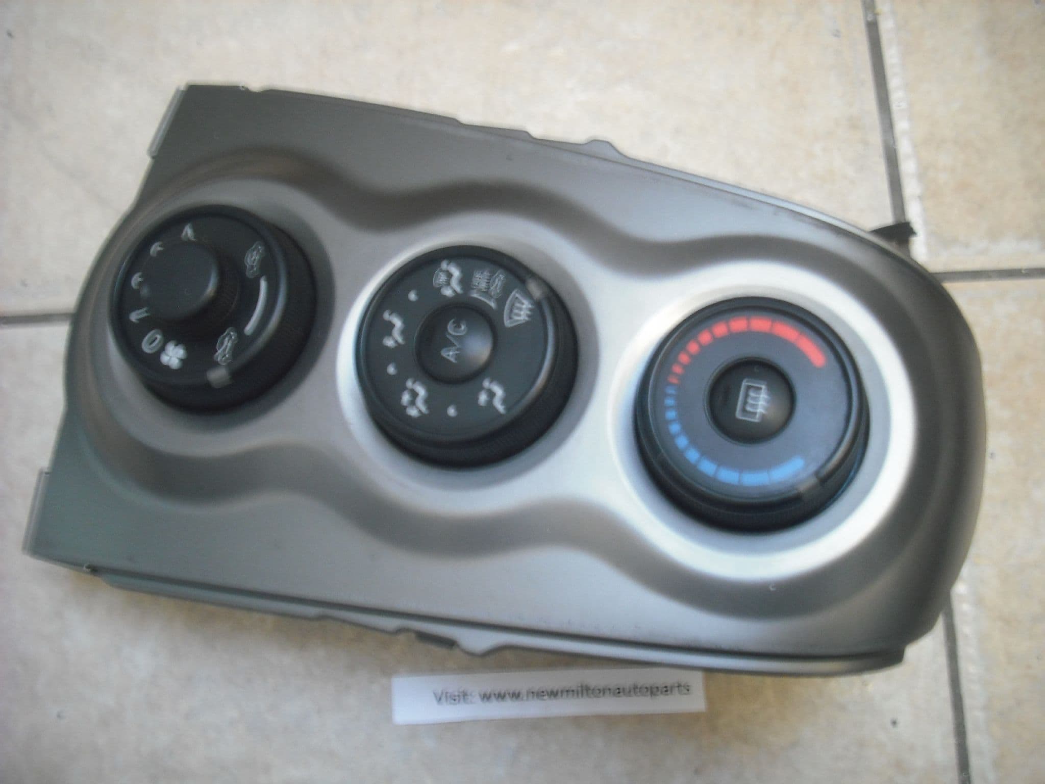 A GENUINE TOYOTA YARIS MK2 2006 - 2009 A/C HEATER CONTROL PANEL