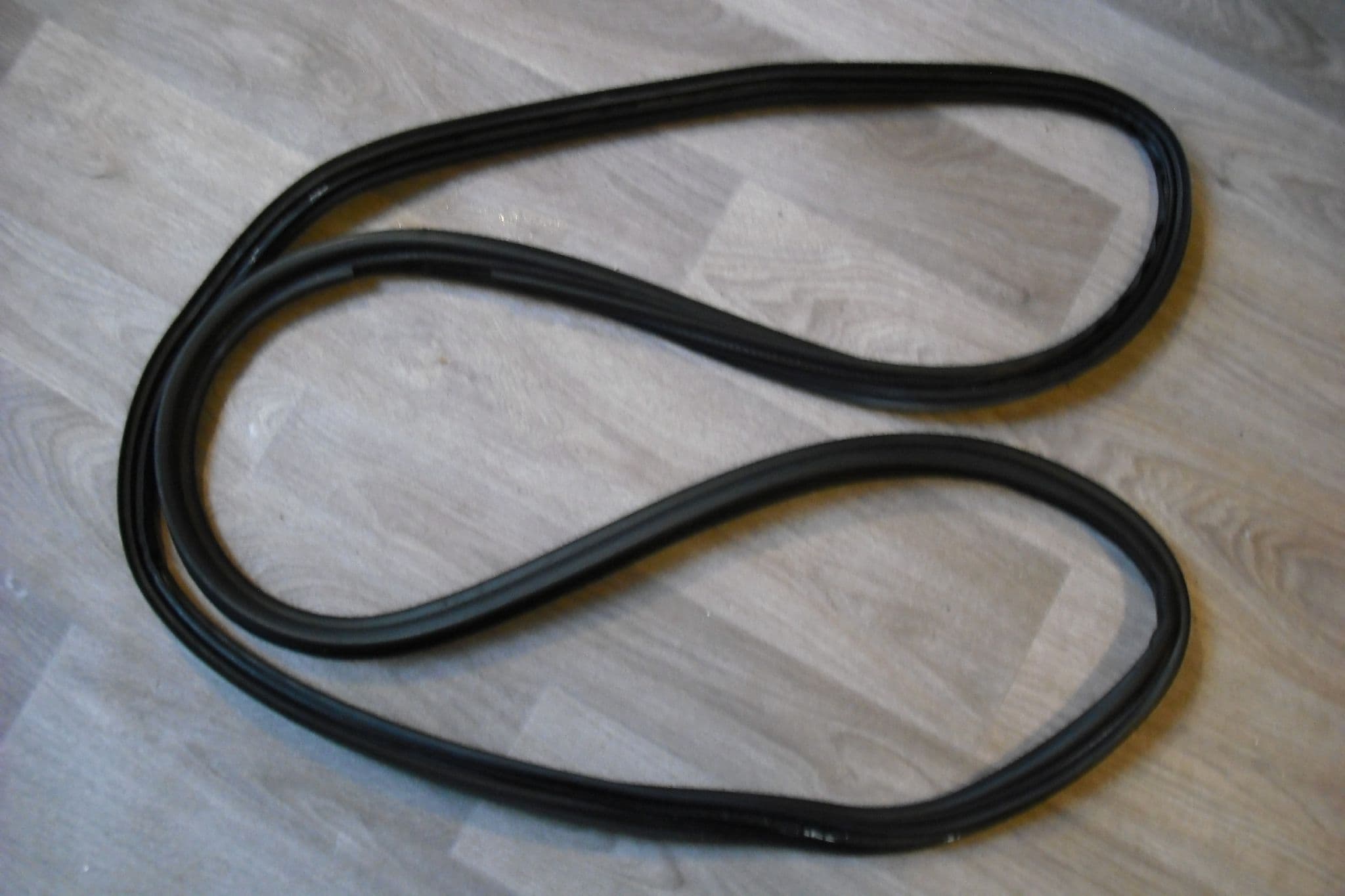 A GENUINE TOYOTA YARIS MK2 3 DOOR REAR BOOT RUBBER WEATHER SEAL