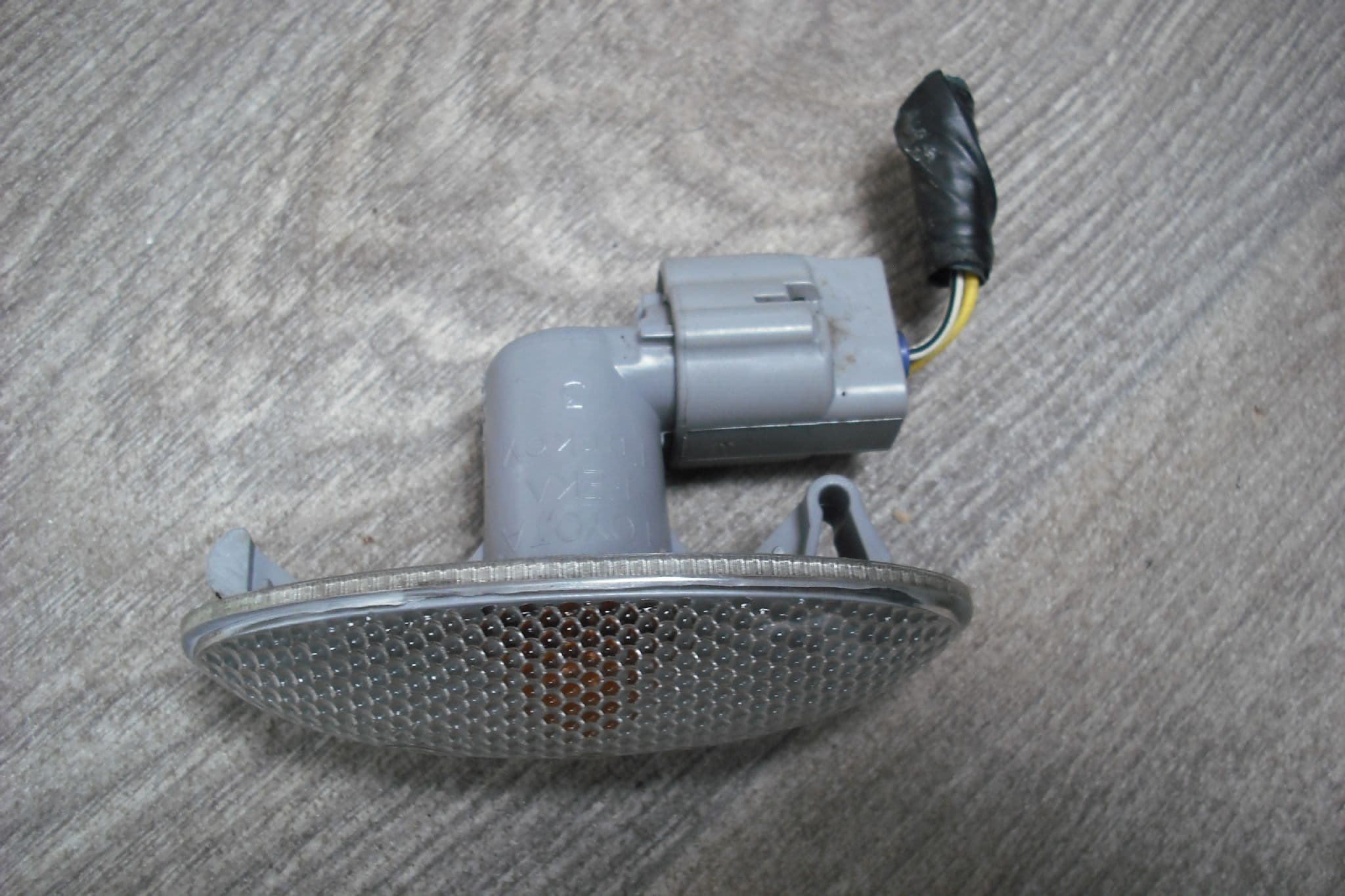 A GENUINE TOYOTA YARIS MK2 AND AURIS MK1 CLEAR FRONT WING SIDE MARKER