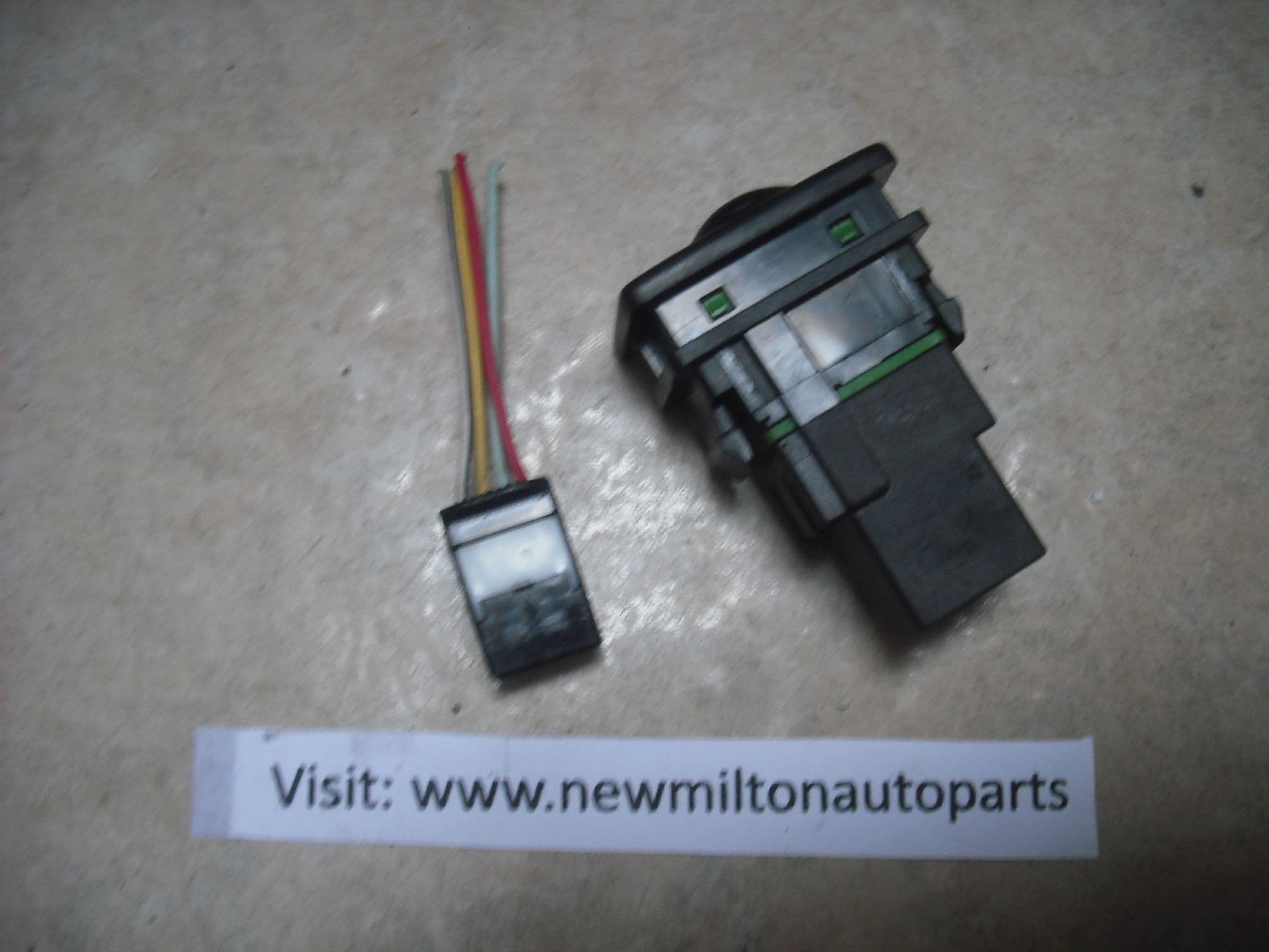 A GENUINE TOYOTA YARIS MK2 HEADLIGHT ADJUSTMENT SWITCH