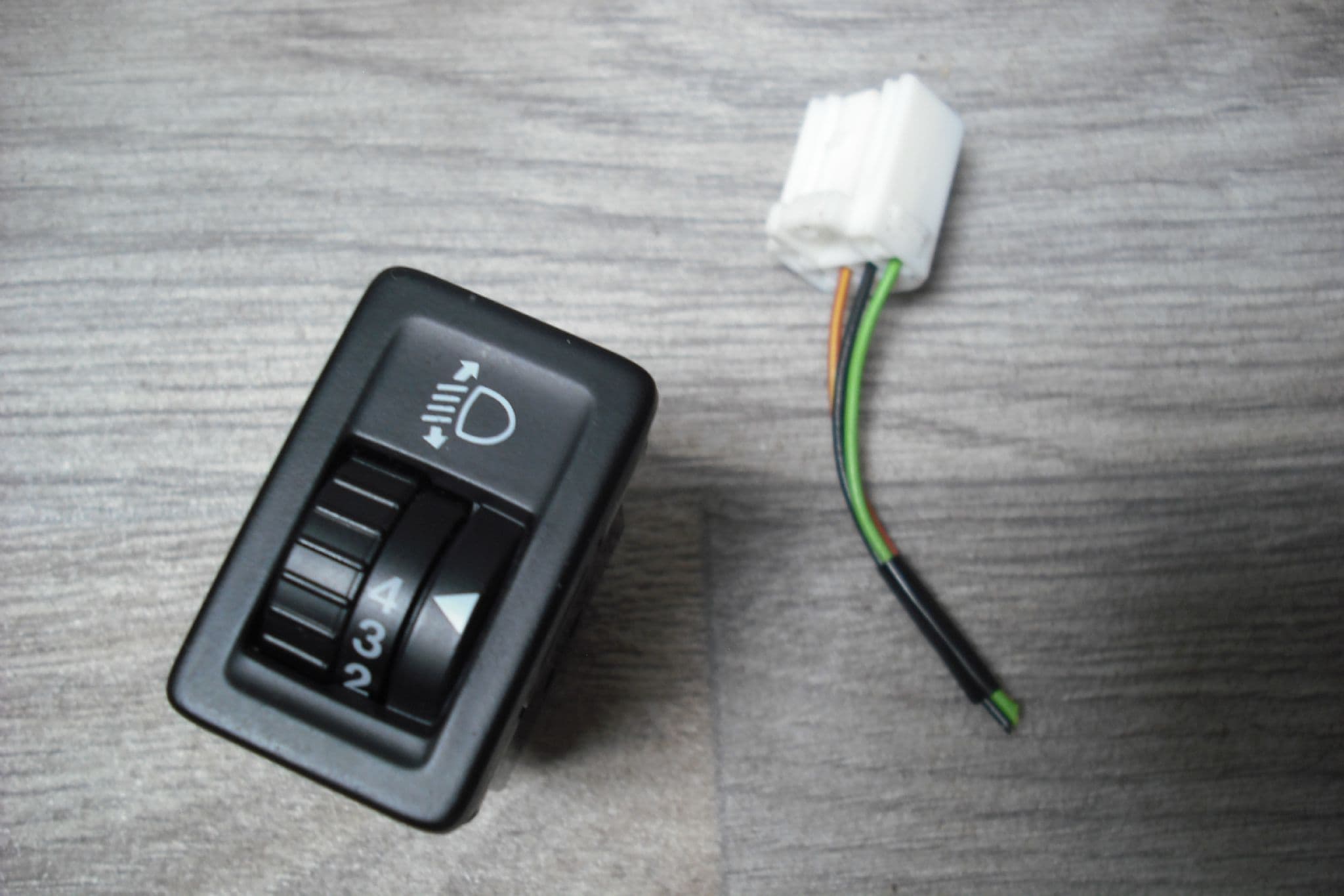 A GENUINE VAUXHALL AGILA HEADLIGHT LEVELING ADJUSTMENT SWITCH