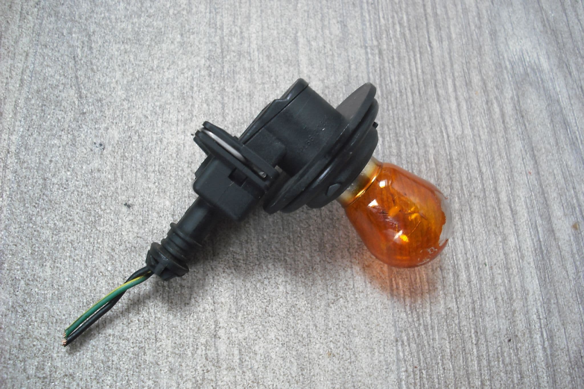 A GENUINE VAUXHALL AGILA MK1 HEADLIGHT INDICATOR FLASHER BULB HOLDER