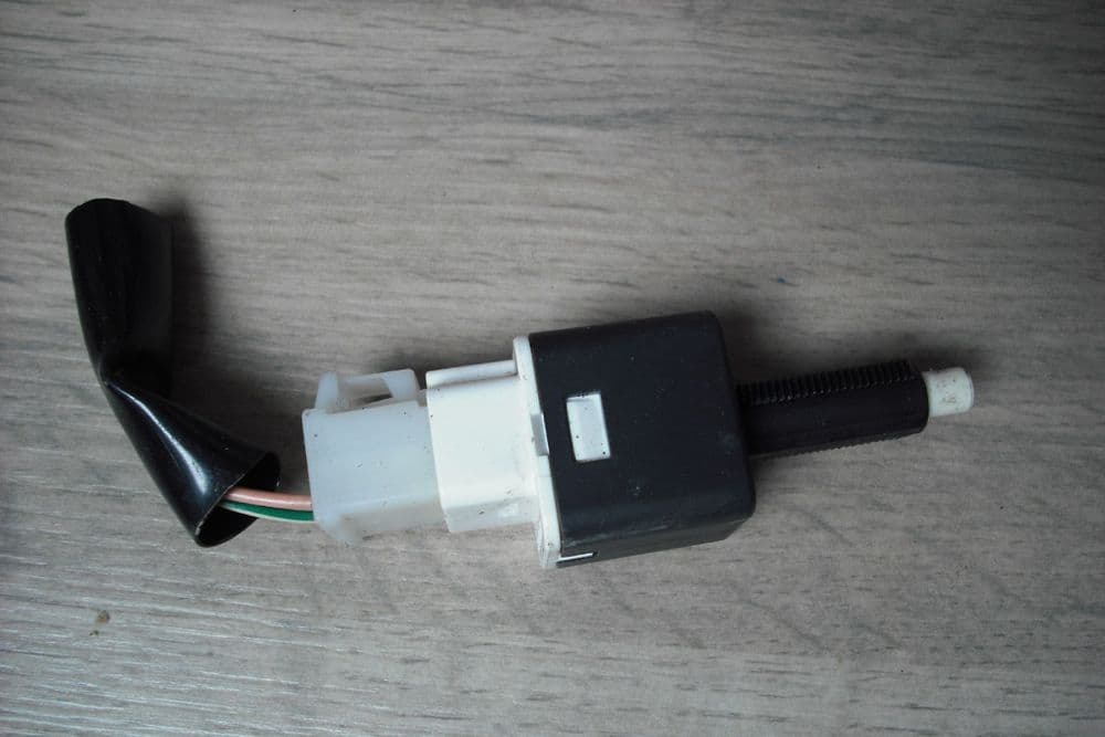 A GENUINE VAUXHALL AGILA REAR BRAKE PEDAL SWITCH SENSOR