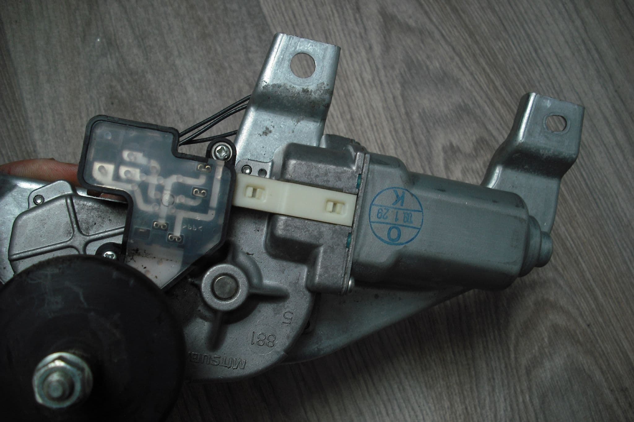 A GENUINE VAUXHALL AGILA REAR WINDOW WIPER MOTOR