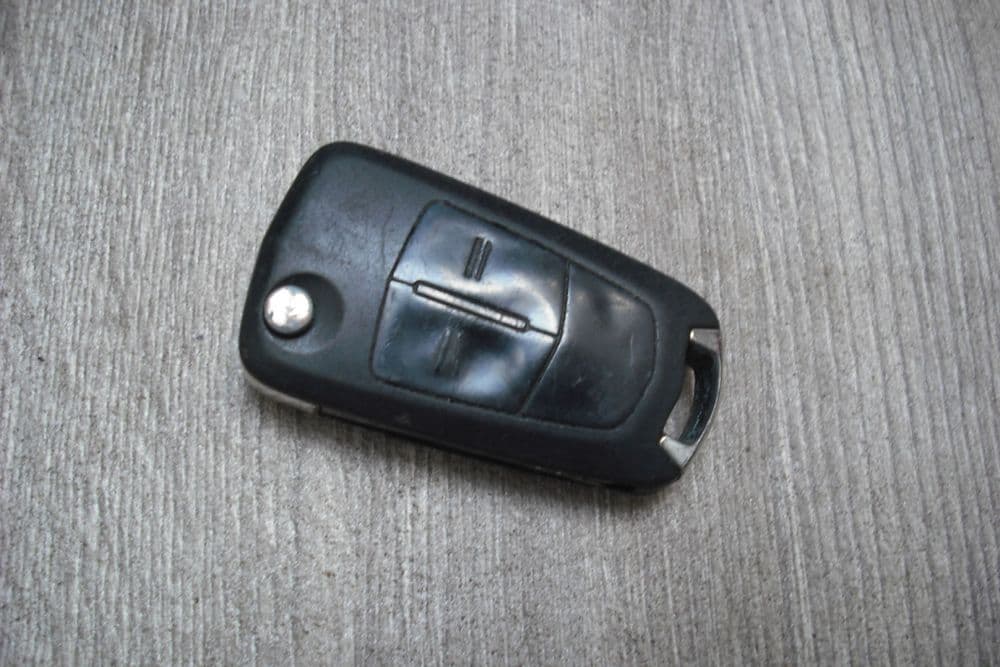A GENUINE VAUXHALL CORSA D 2 BUTTON REMOTE KEY FOB