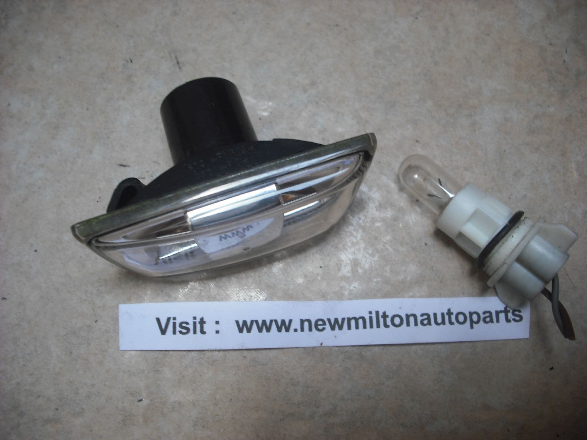 A GENUINE VAUXHALL CORSA D FRONT WING SIDE MARKER INDICATOR FLASHER