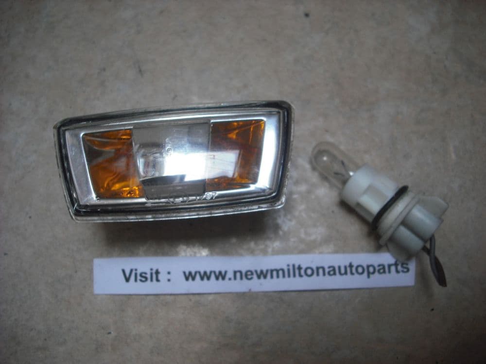 A GENUINE VAUXHALL CORSA D FRONT WING SIDE MARKER INDICATOR FLASHER