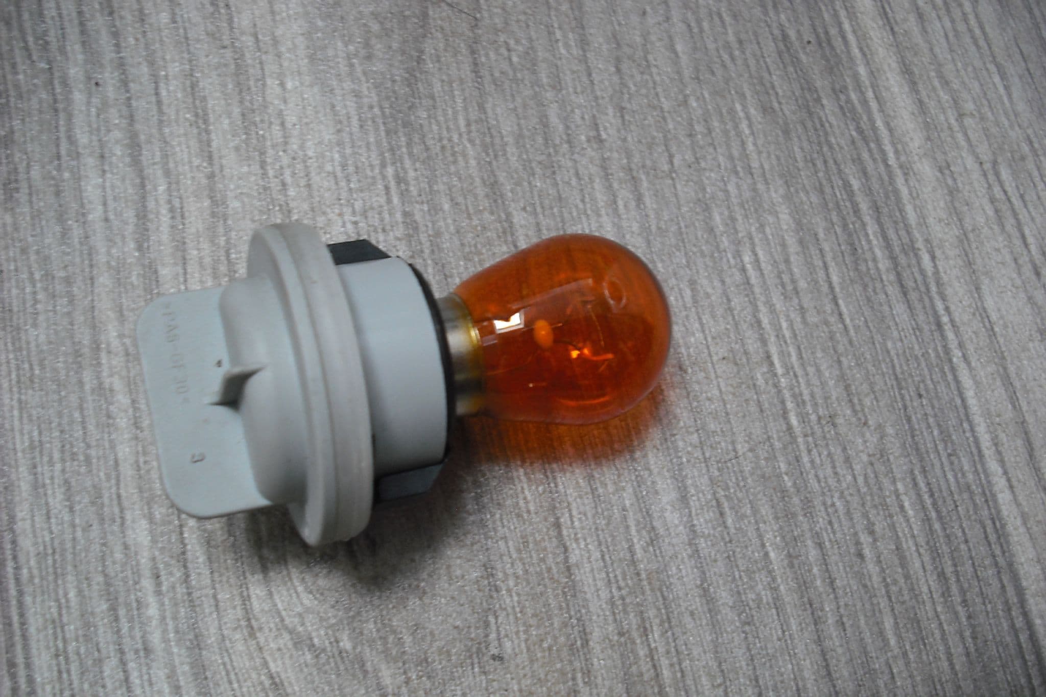 A GENUINE VAUXHALL MERIVA B HEADLIGHT INDICATOR FLASHER BULB HOILDER