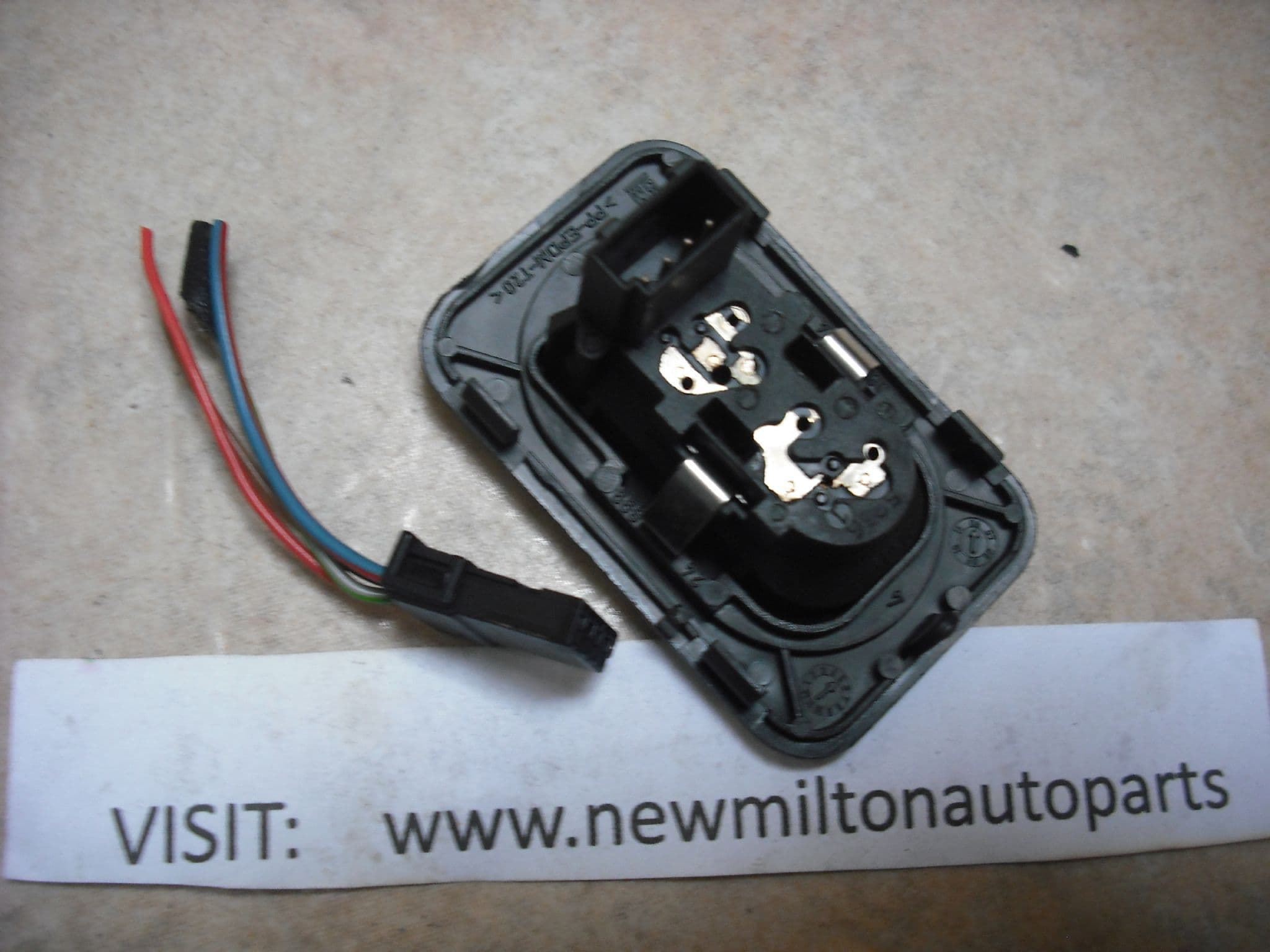 A GENUINE VAUXHALL MERIVA FRONT PASSENGER DOOR ELECTRIC WINDOW SWITCH