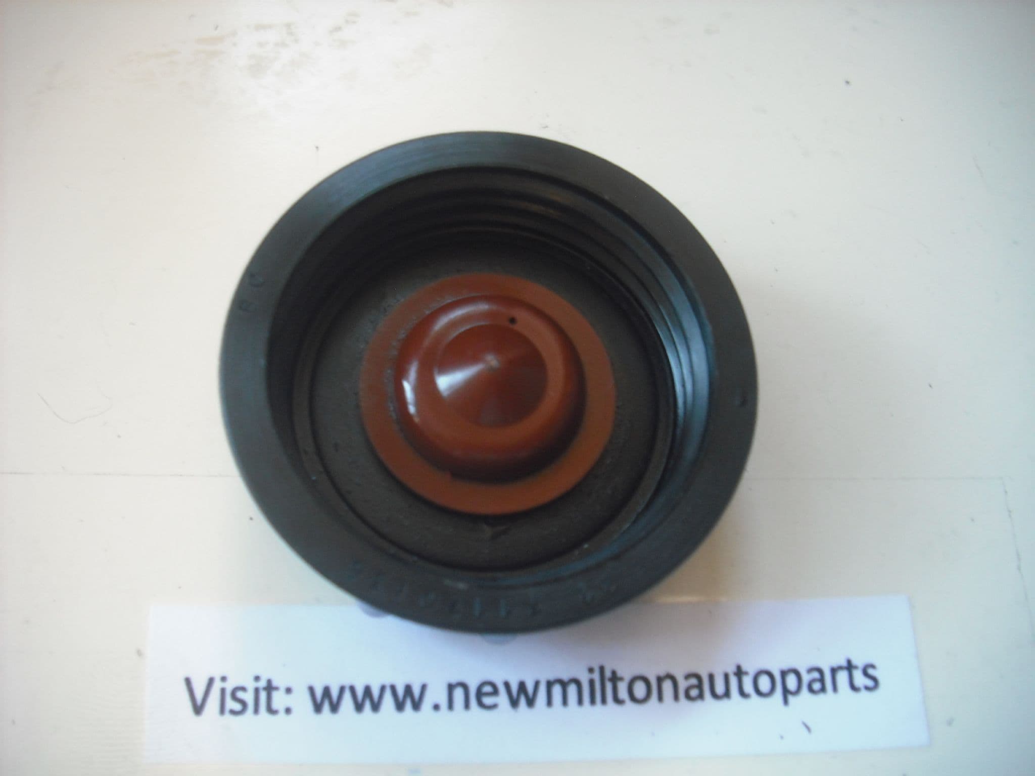 A GENUINE VOLVO 440 AND 460 POWER STEERING FLUID OIL FILLER CAP