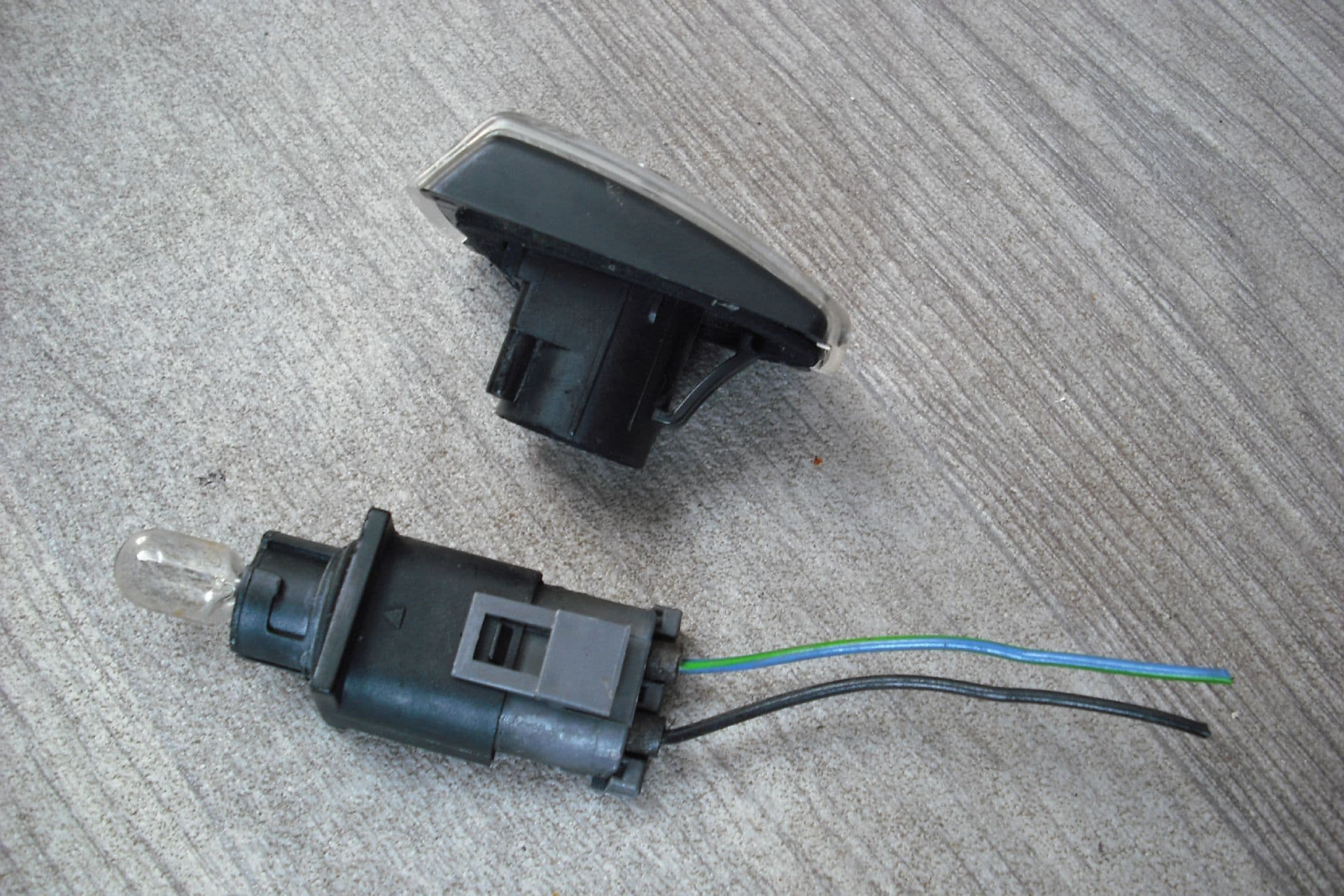 A GENUINE VOLVO 740 760 940 960 FRONT WING SIDE MARKER FLASHER INDICATOR