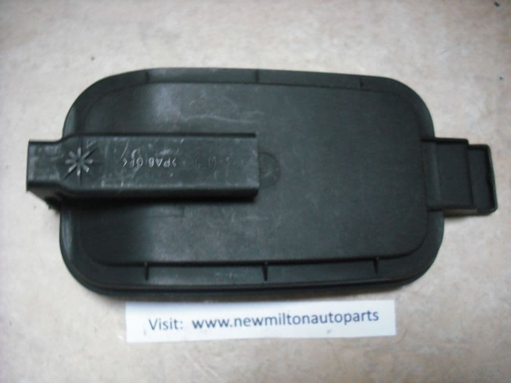 A GENUINE VOLVO 940 HEADLIGHT HEADLAMP BACK REAR BULB CAP COVER