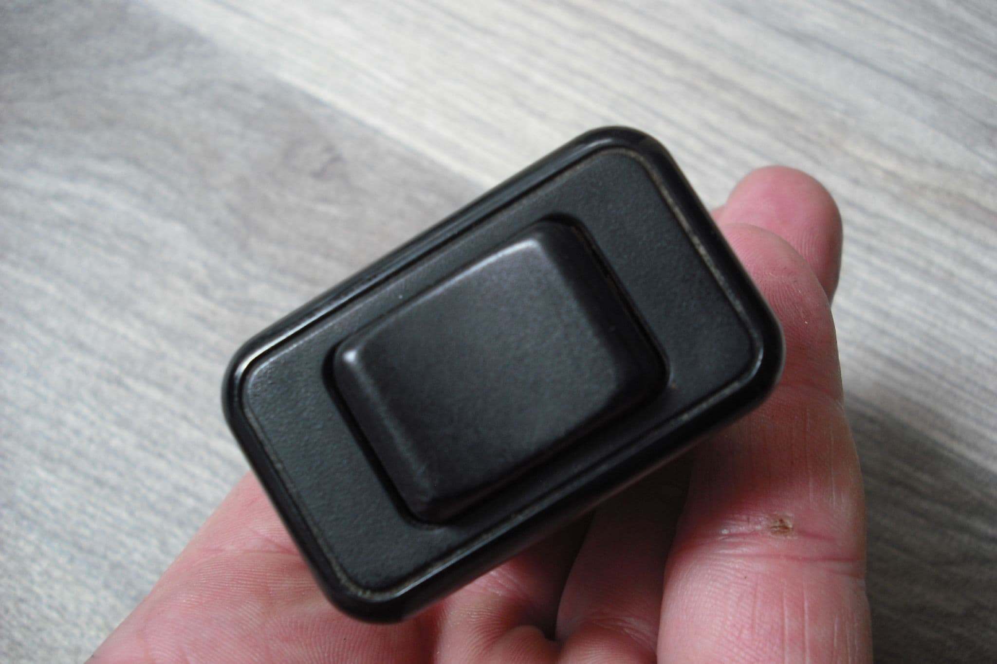 A GENUINE VOLVO 960 REAR DOOR ELECTRIC WINDOW SWITCH