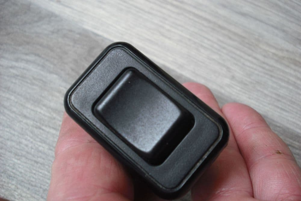 A GENUINE VOLVO 960 REAR DOOR ELECTRIC WINDOW SWITCH