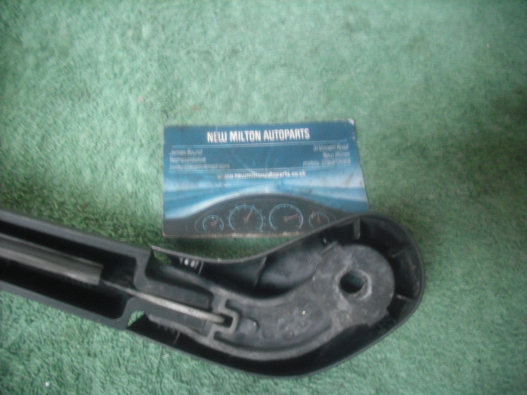 A GENUINE VOLVO V50 2005-2012 REAR BACK WINDOW WIPER ARM AND BLADE
