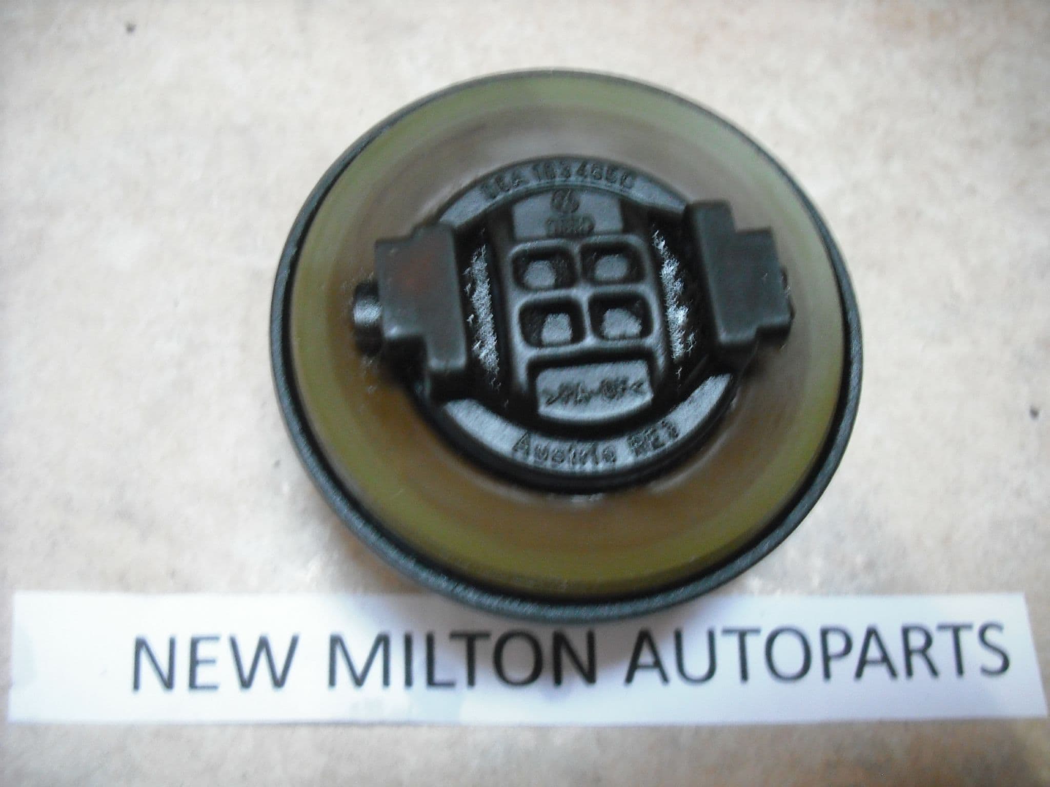 A GENUINE VW VOLKWAGEN GOLF MK4 1997-2004 ENGINE OIL FILLER CAP