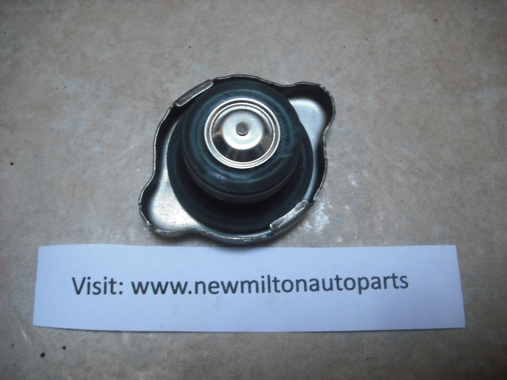 A GEUINE NISSAN ALMERA N16 ENGINE RADIATOR RADIATOR CAP