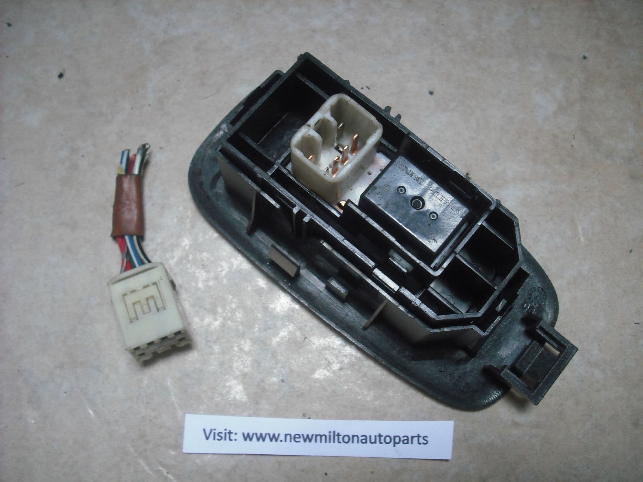 A LEXUS IS200 IS300 REAR DOOR ELECTRIC WINDOW SWITCH