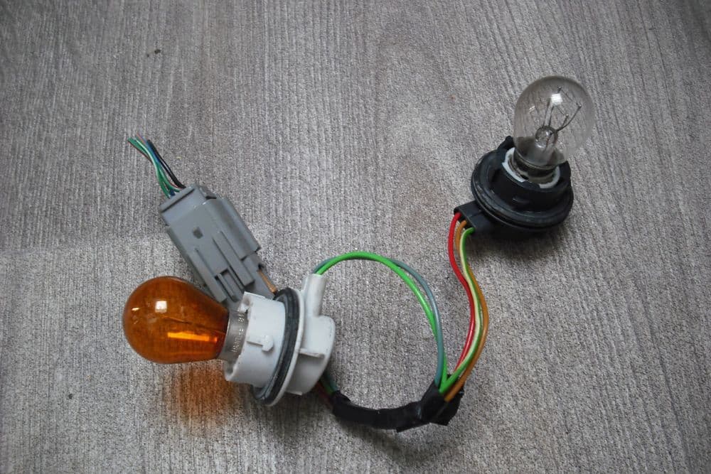 A MITSUBISHI COLT CZC CONVERTIBLE REAR LIGHT BULB HOLDERS