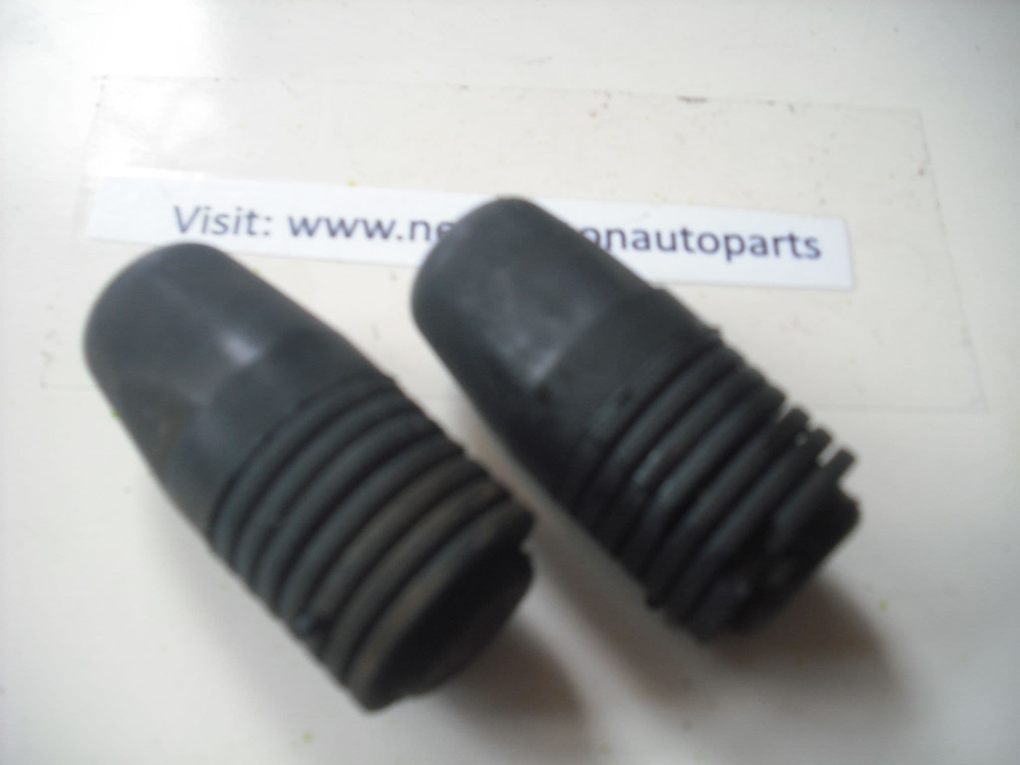 A PAIR OF FORD FOCUS MK2 2005-2011 RUBBER BONNET BUMP STOPS