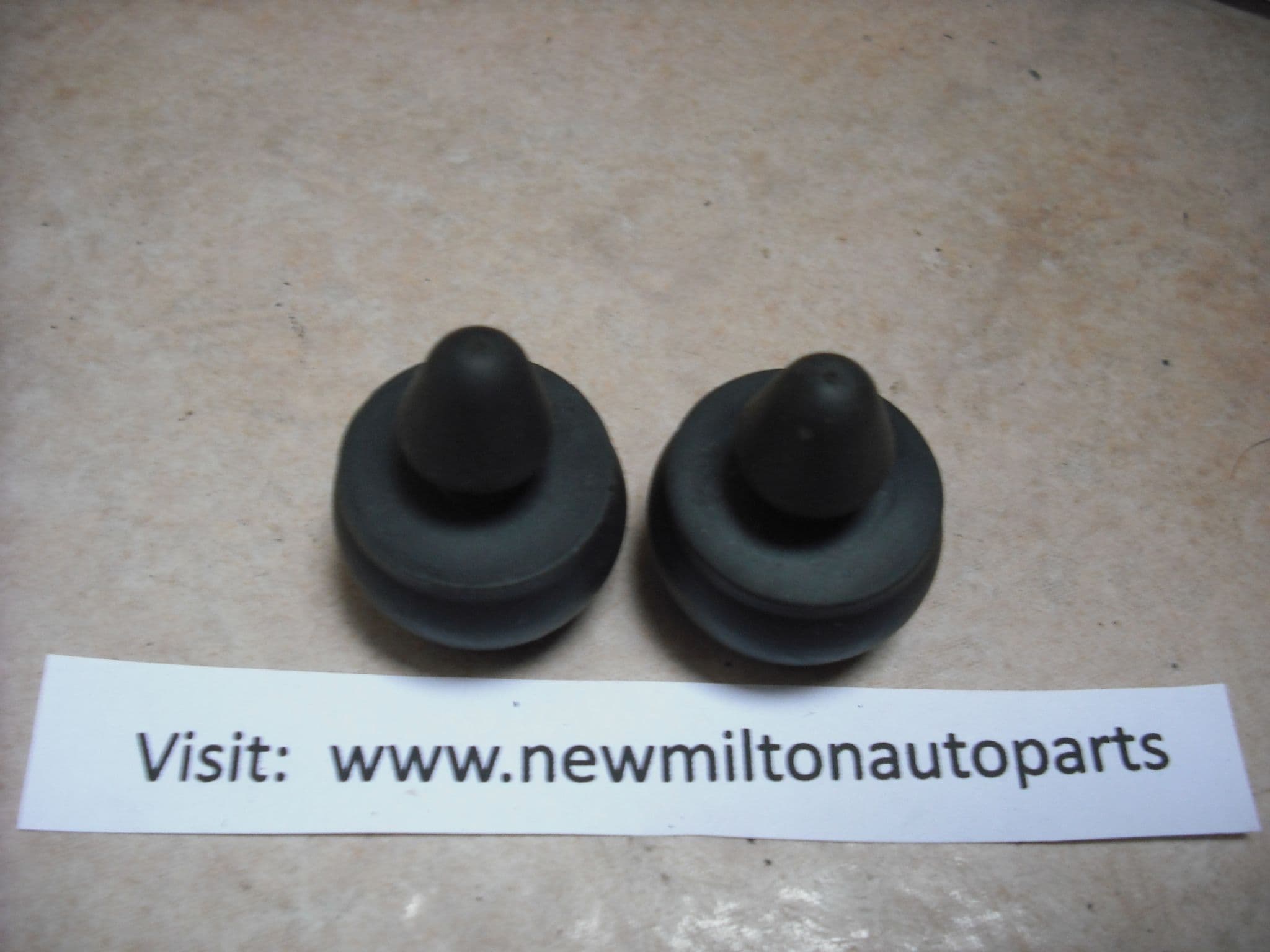 A PAIR OF GENUINE FORD FOCUS MK1 REAR PARCELSHELF RUBBER BUMP STOPS