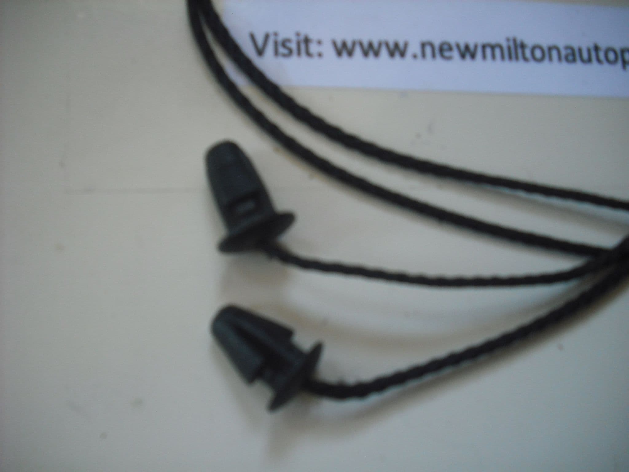 A PAIR OF GENUINE FORD FOCUS MK2 REAR PARCELSHELF STRING HANGERS