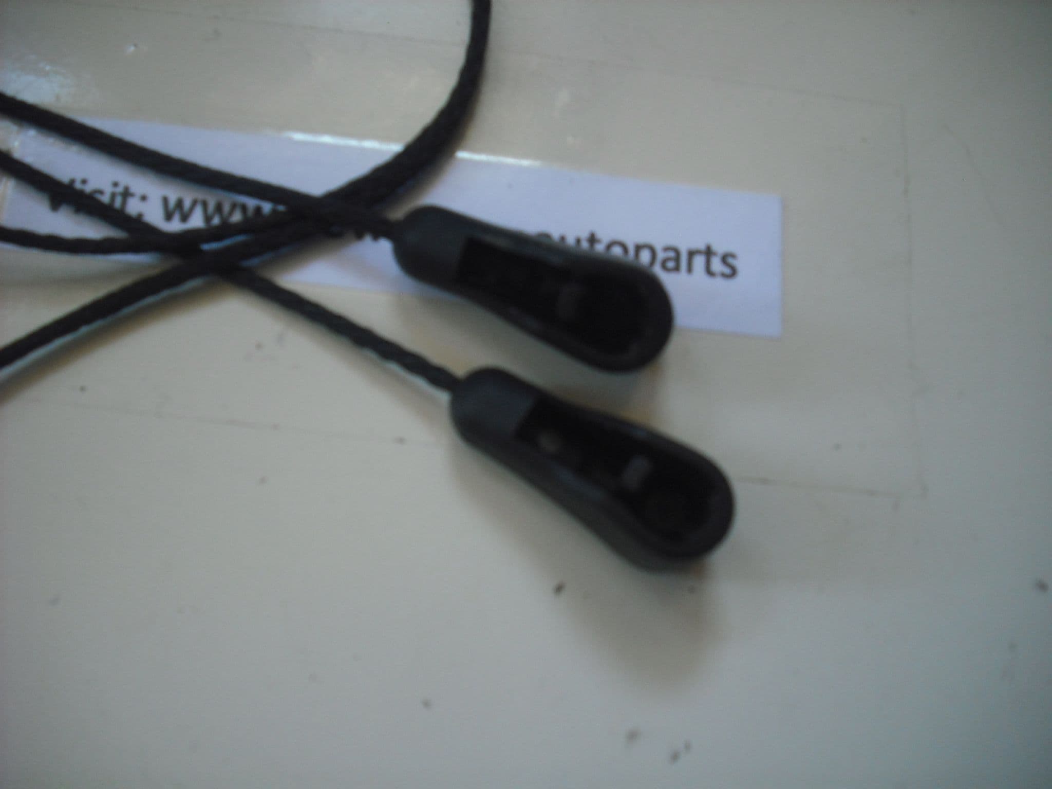 A PAIR OF GENUINE FORD FOCUS MK2 REAR PARCELSHELF STRING HANGERS