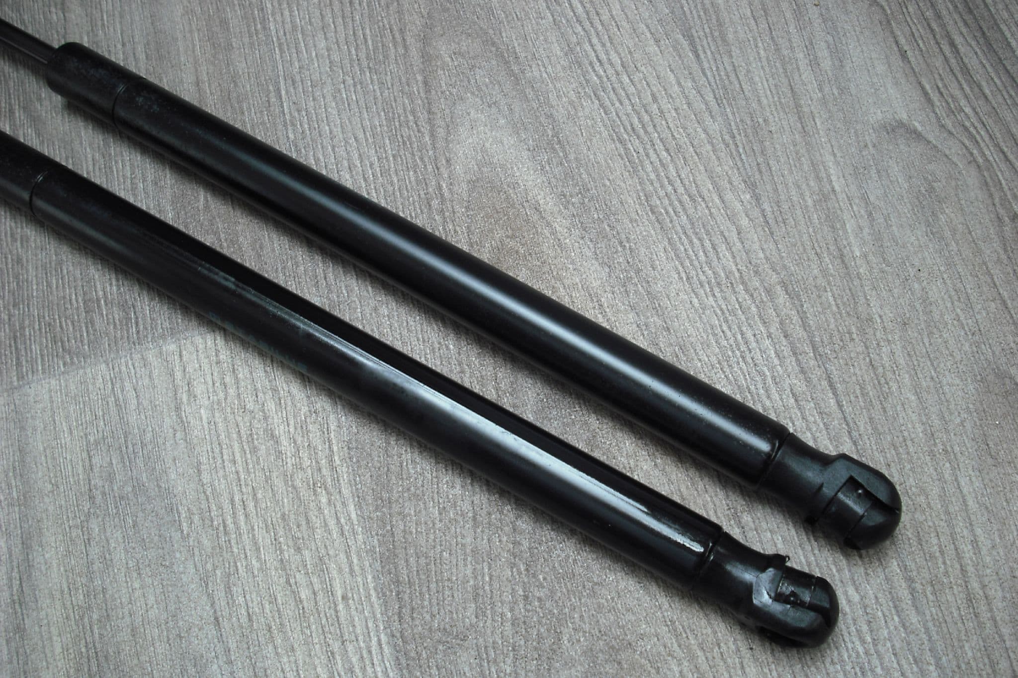 A PAIR OF GENUINE MINI COOPER ONE TAILGATE LIFT GAS STRUTS