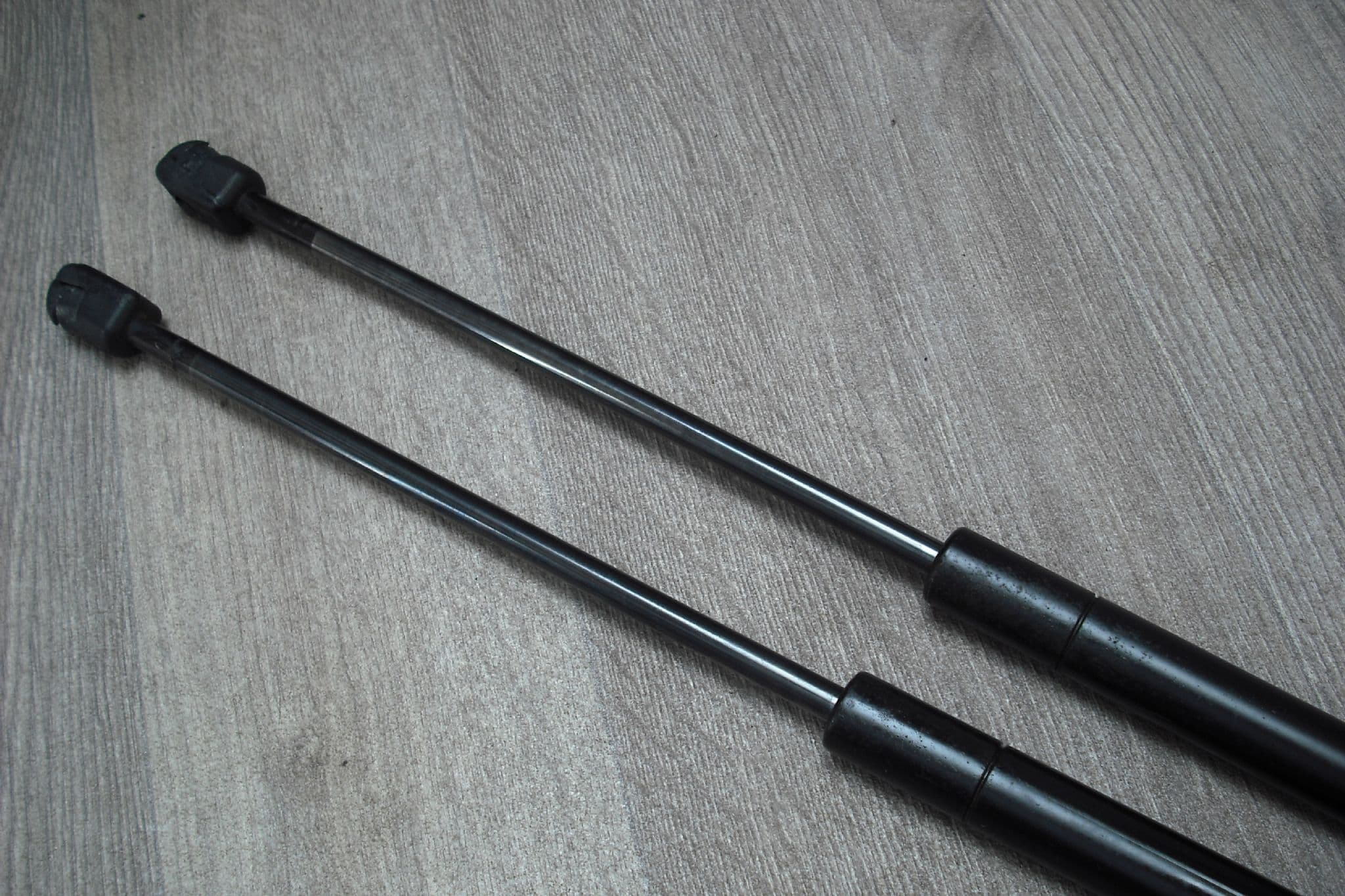 A PAIR OF GENUINE MINI COOPER ONE TAILGATE LIFT GAS STRUTS