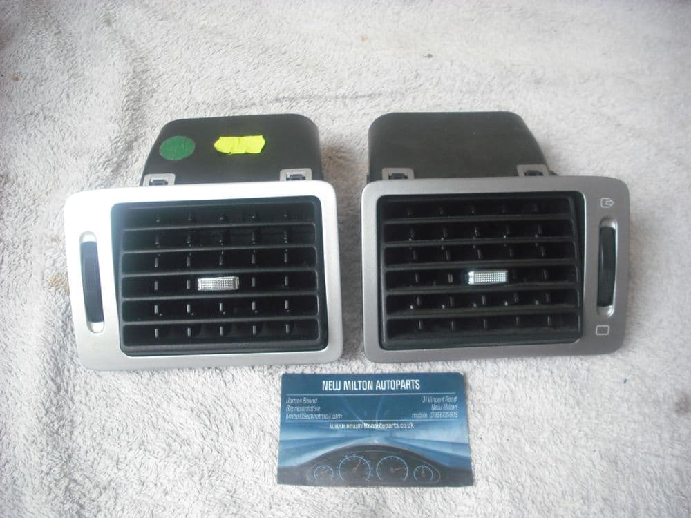 A PAIR OF GENUINE PEUGEOT 307 DASH MOUNTED AIR FLOW VENTS IN SILVER ...