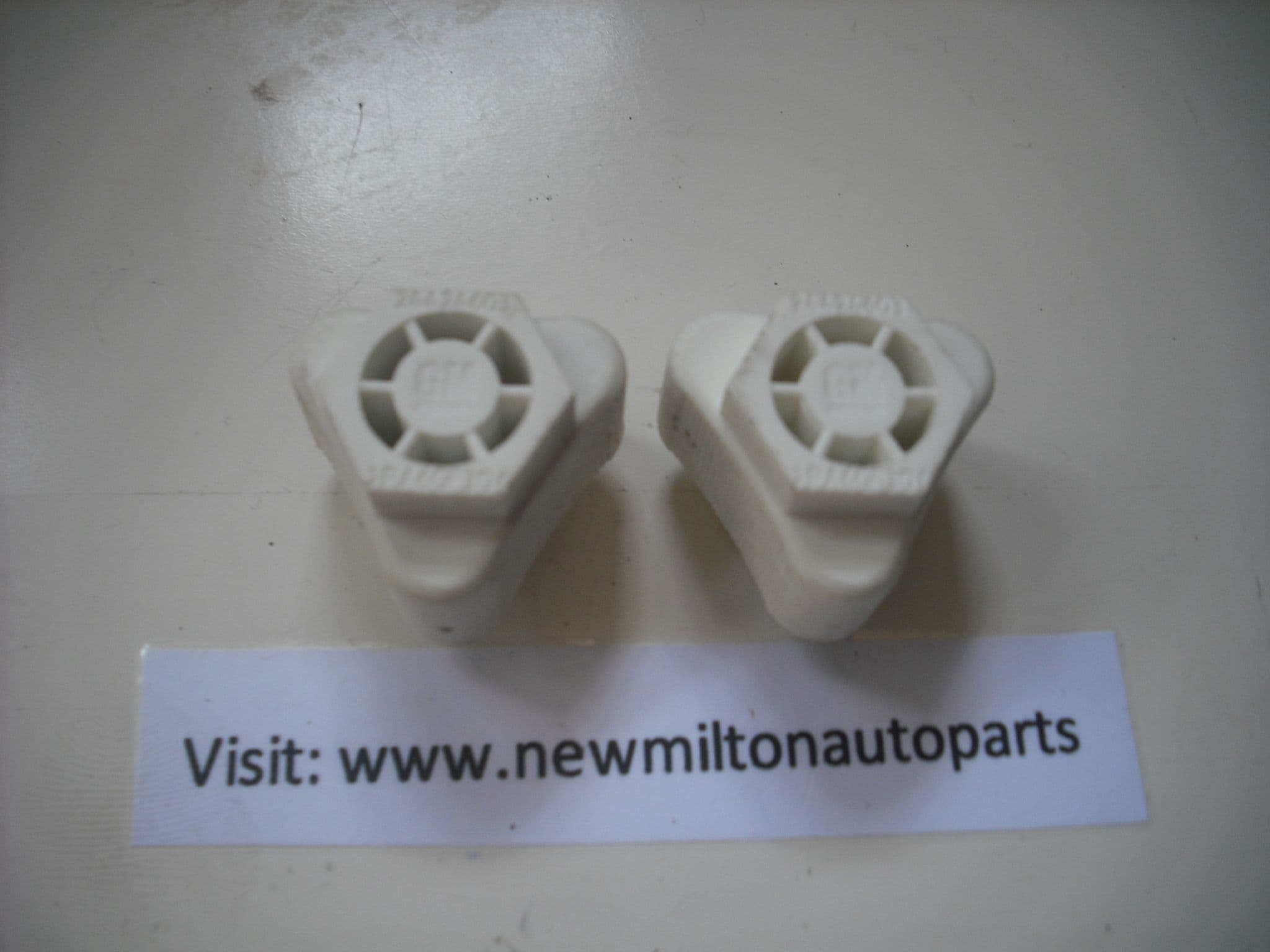 A PAIR OF GENUINE VAUXHALL CORSA C REAR LIGHT FIXING SCREW FASTNERS