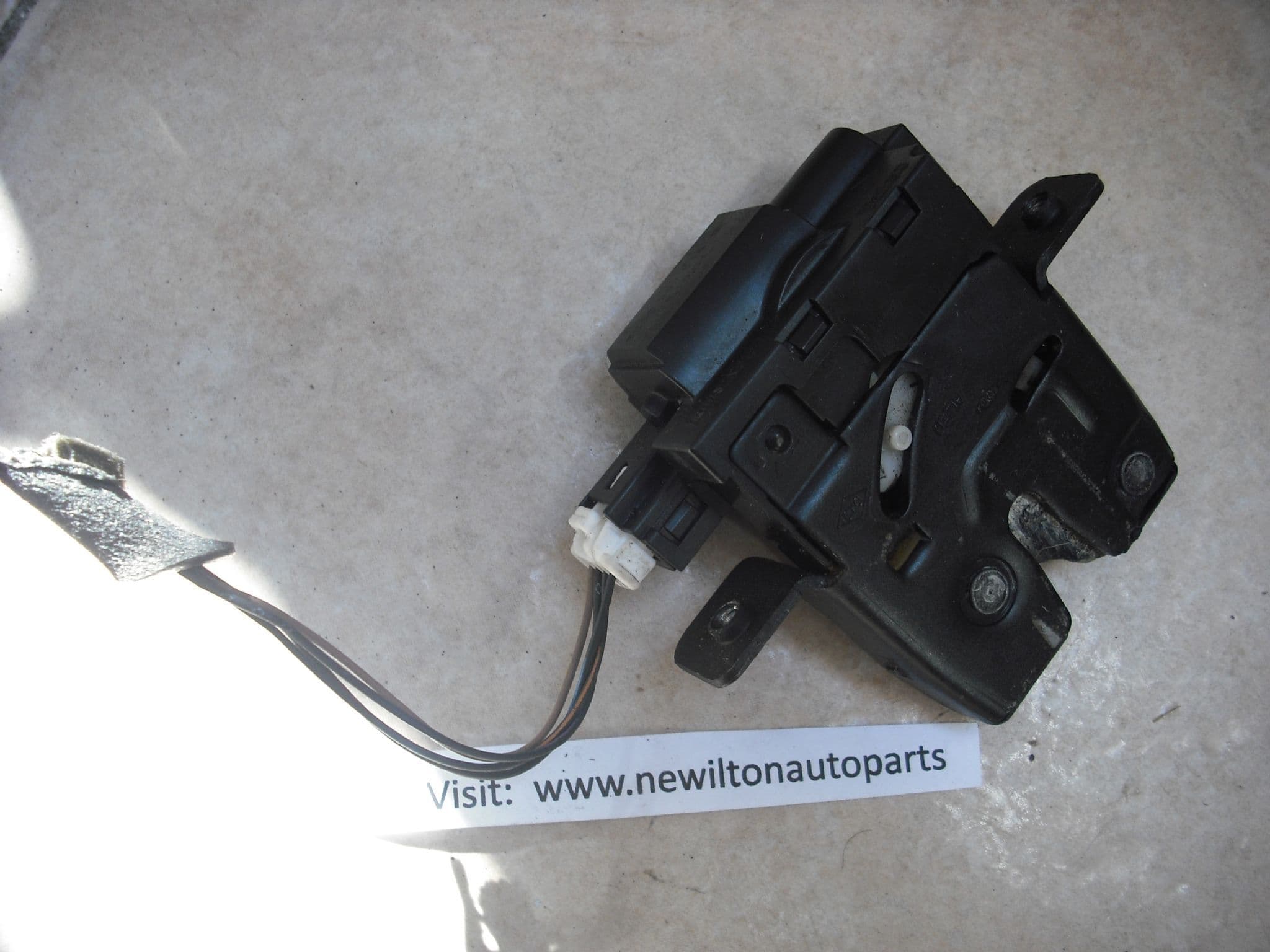 A RENAULT LAGUNA 2 2000-2007 REAR BOOT TRUNK CENTRAL LOCKING SOLENOID ...