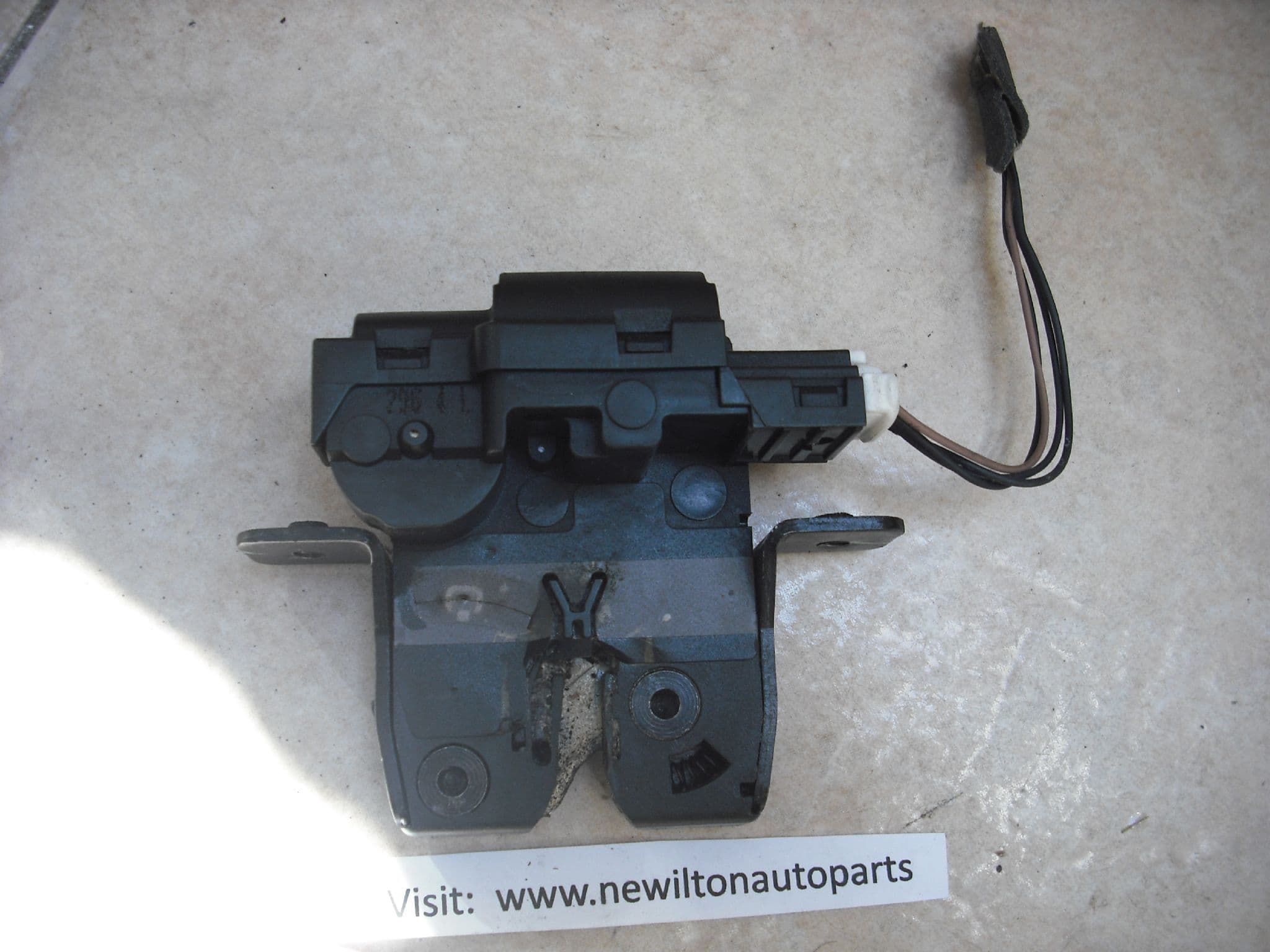 A RENAULT LAGUNA 2 2000-2007 REAR BOOT TRUNK CENTRAL LOCKING SOLENOID ...