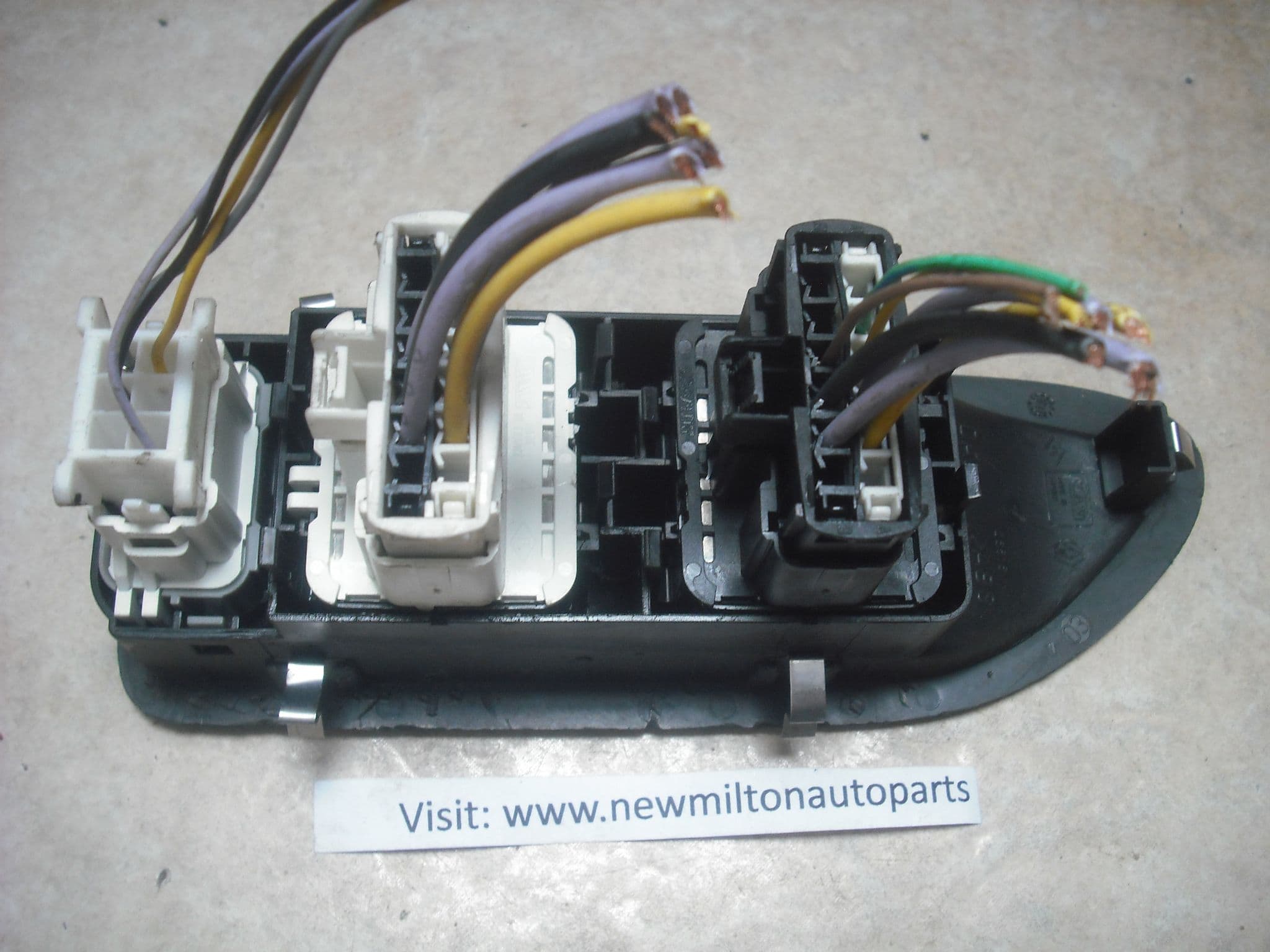 A RENAULT LAGUNA 2 DRIVERS DOOR ELECTRIC WINDOW SWITCH PACK / SWITCHES