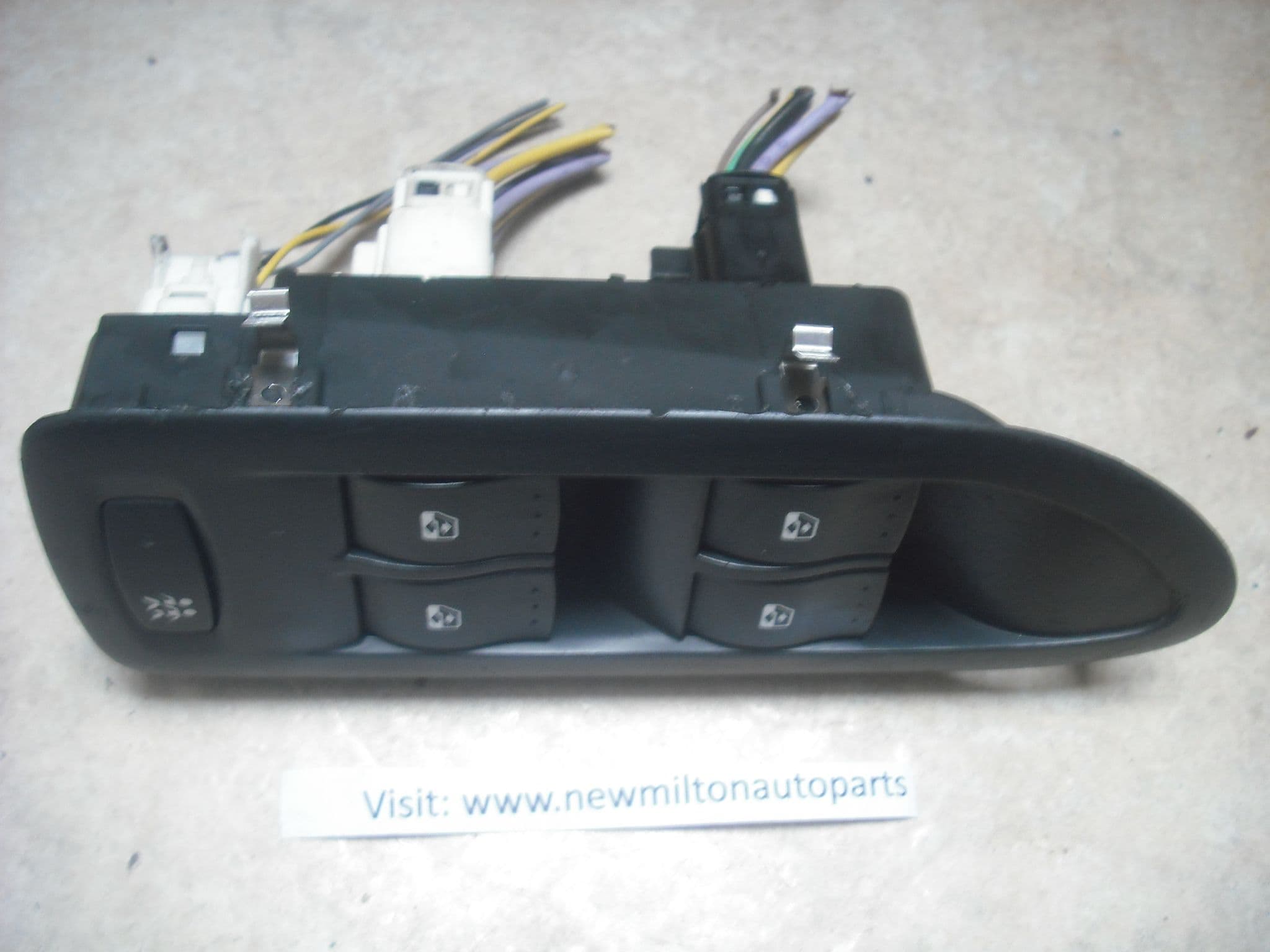 A RENAULT LAGUNA 2 DRIVERS DOOR ELECTRIC WINDOW SWITCH PACK / SWITCHES