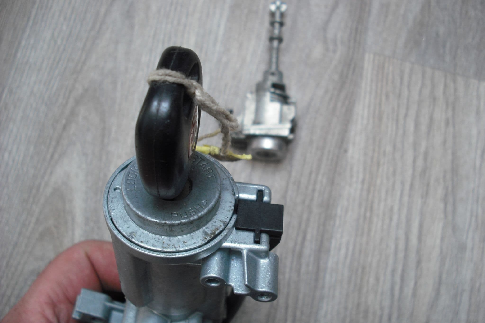 A VAUXHALL AGILA IGNITION SWITCH WITH KEY AND DOOR LOCK BARREL
