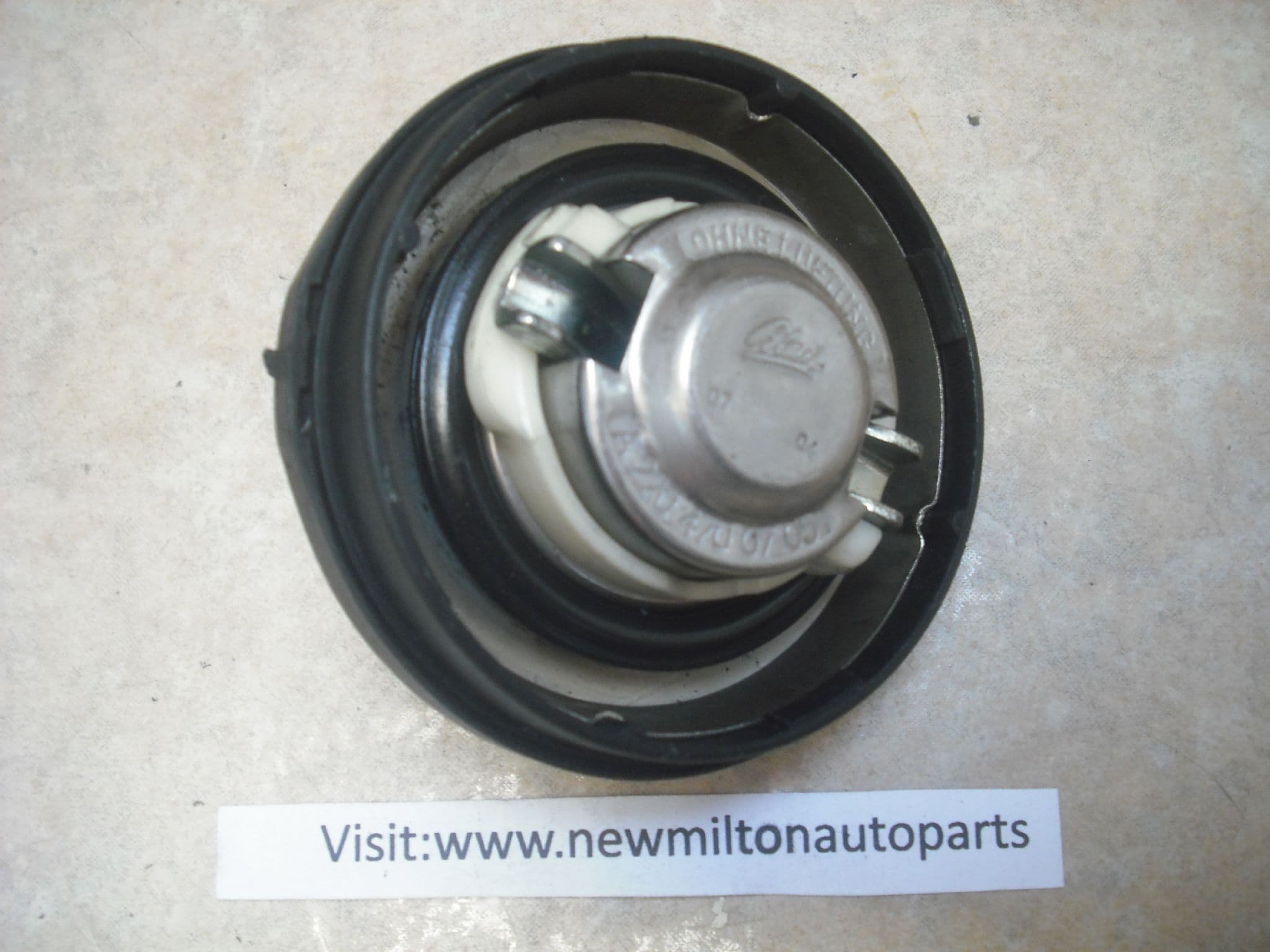 A2204700705 A GENUINE MERCEDES W211 E CLASS DEISEL FUEL CAP