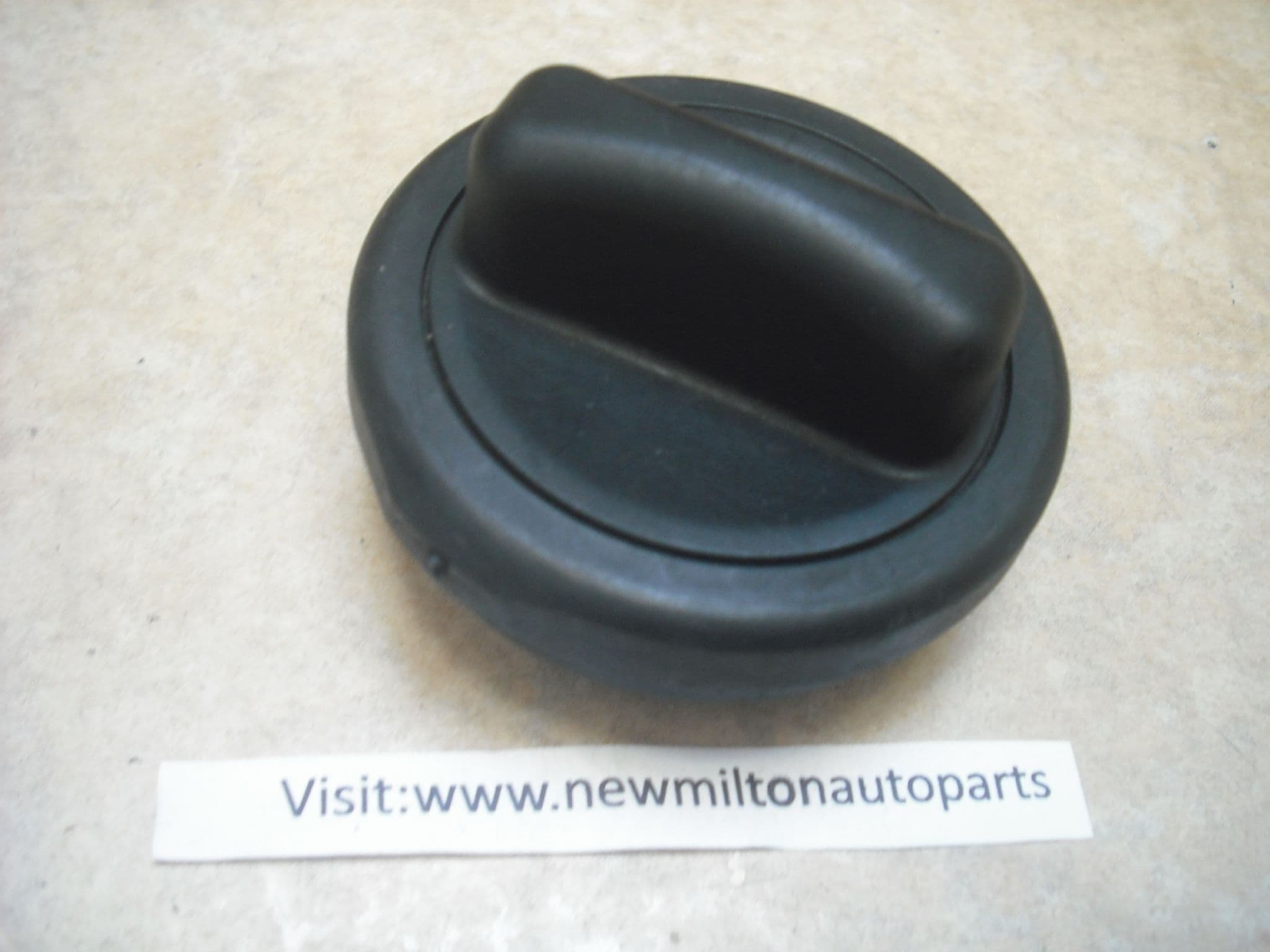 A2204700705 A GENUINE MERCEDES W211 E CLASS DEISEL FUEL CAP