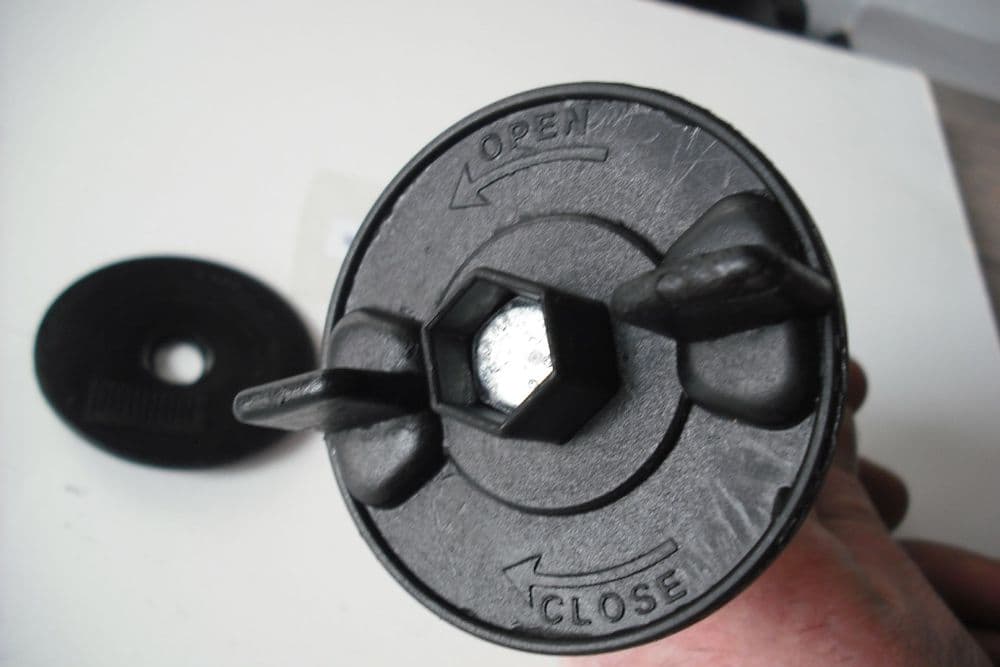 ALFA ROMEO GIULIETTE 2009-2018 SPARE WHEEL FASTENING FIXING SCREW CLAMP