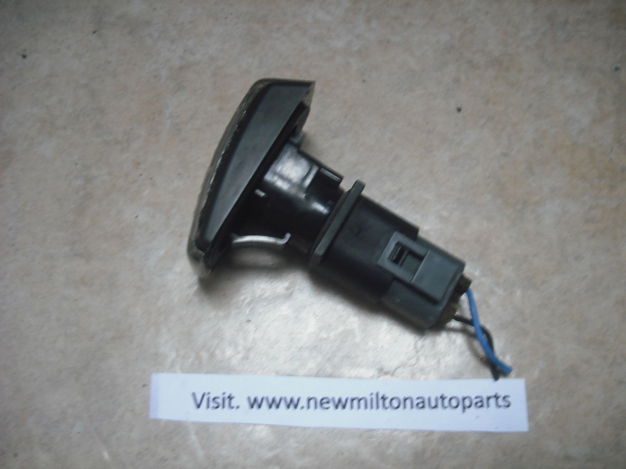 AN ORIGINAL VOLVO V40 S40 CLEAR FRONT WING INDICATOR MARKER